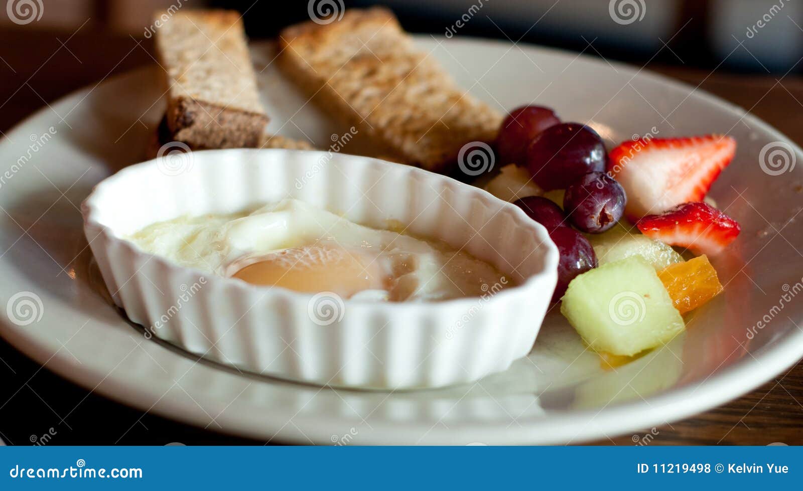 Backen Sie Eier Mit Toast-Spitzen Stockfoto - Bild von eier, restaurant ...