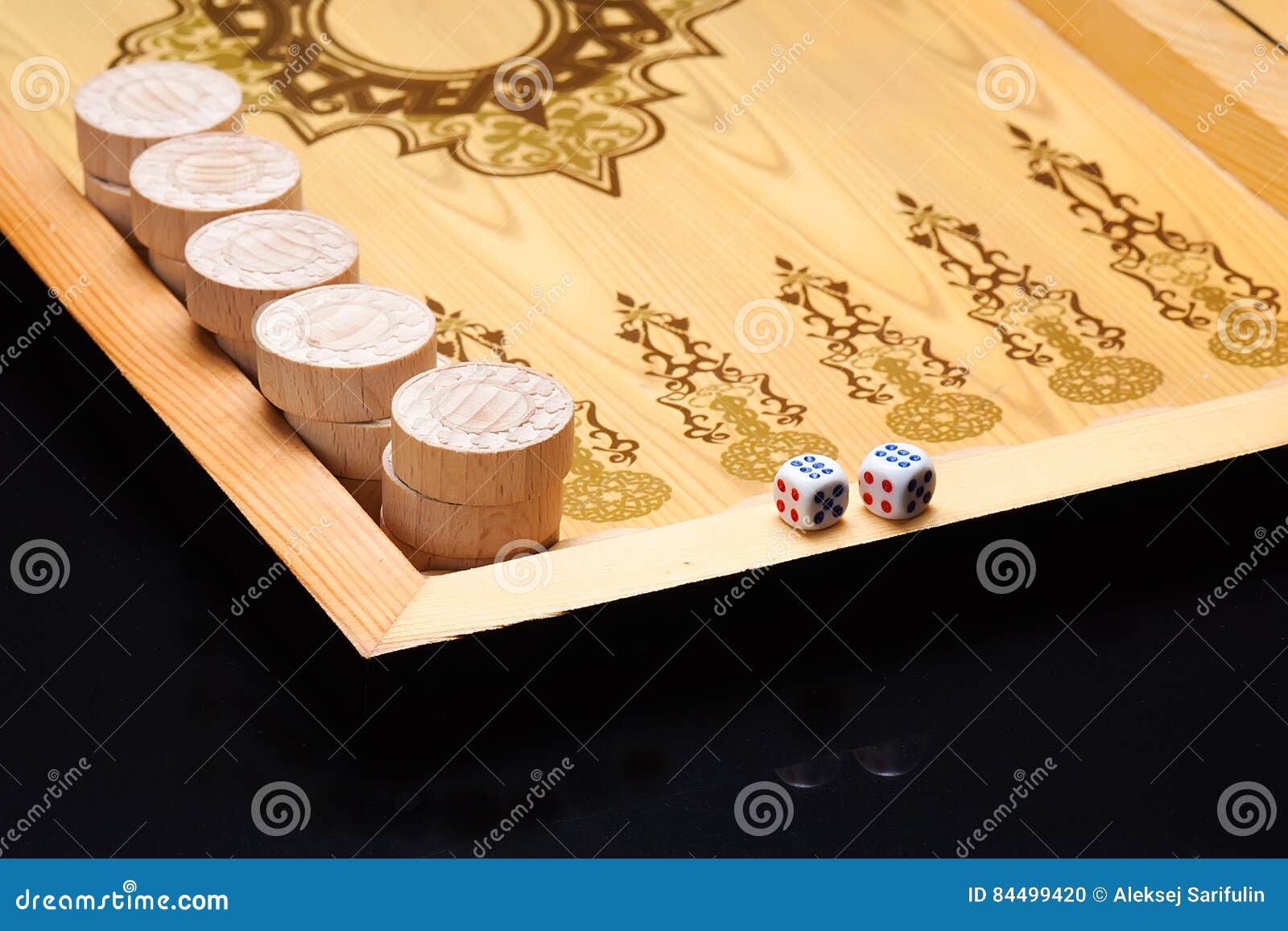 Backgammon stockfoto. Bild von bewegung, hölzern, holz - 84499420
