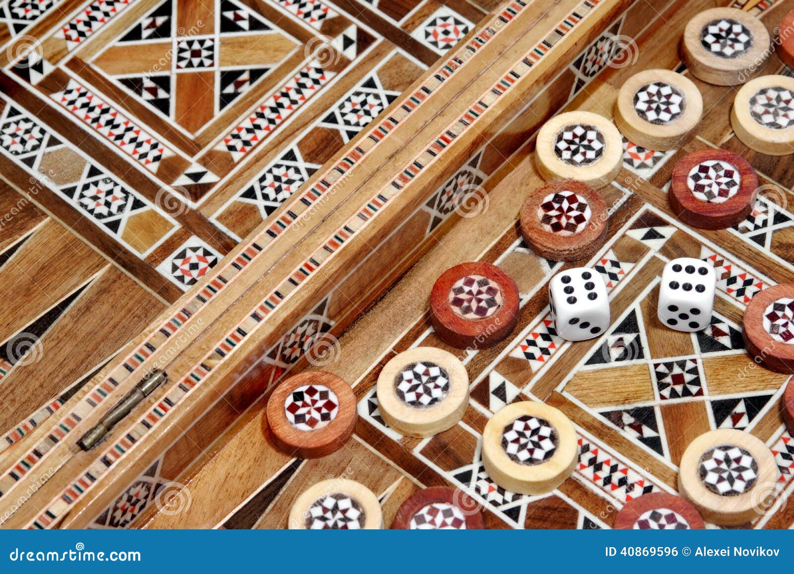 Backgammon-Brett Und Und Zwei Würfel Stockfoto - Bild von spielen ...