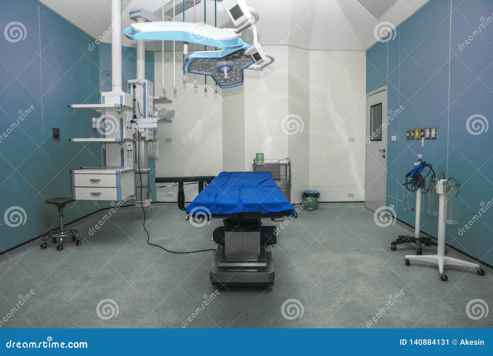 Hospital Empty Operation Room with Surgery Bed and Surgery Light Stock ...
