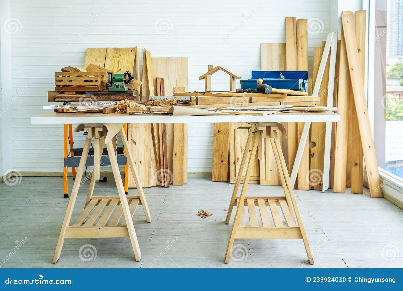 Background Image of Carpenters Workstation, Carpenters Work Table with ...