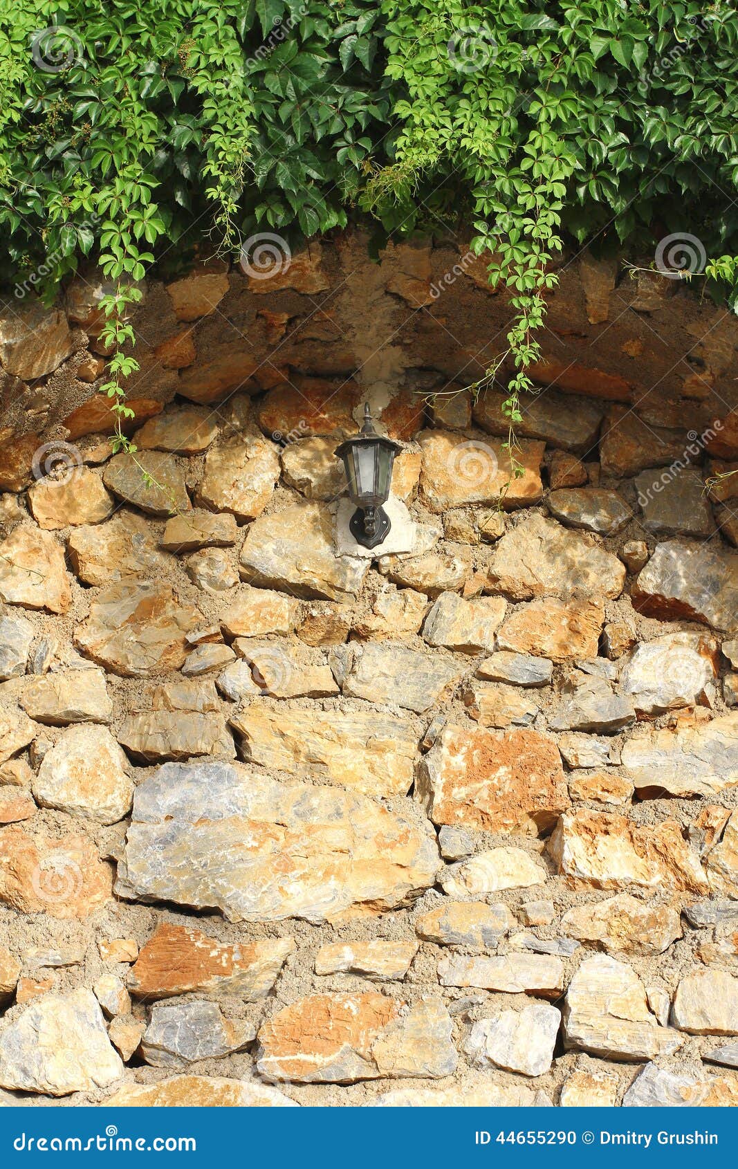Backsteinmauer, Lampe Und Anlage Stockfoto - Bild von pflanzen, kleber ...