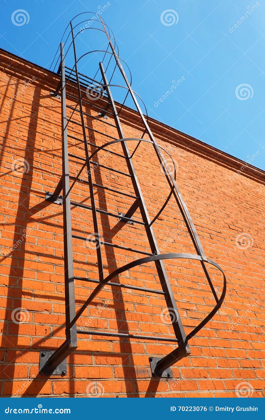 Backsteinmauer Mit Metallleiter Stockfoto - Bild von gebäude, stahl ...