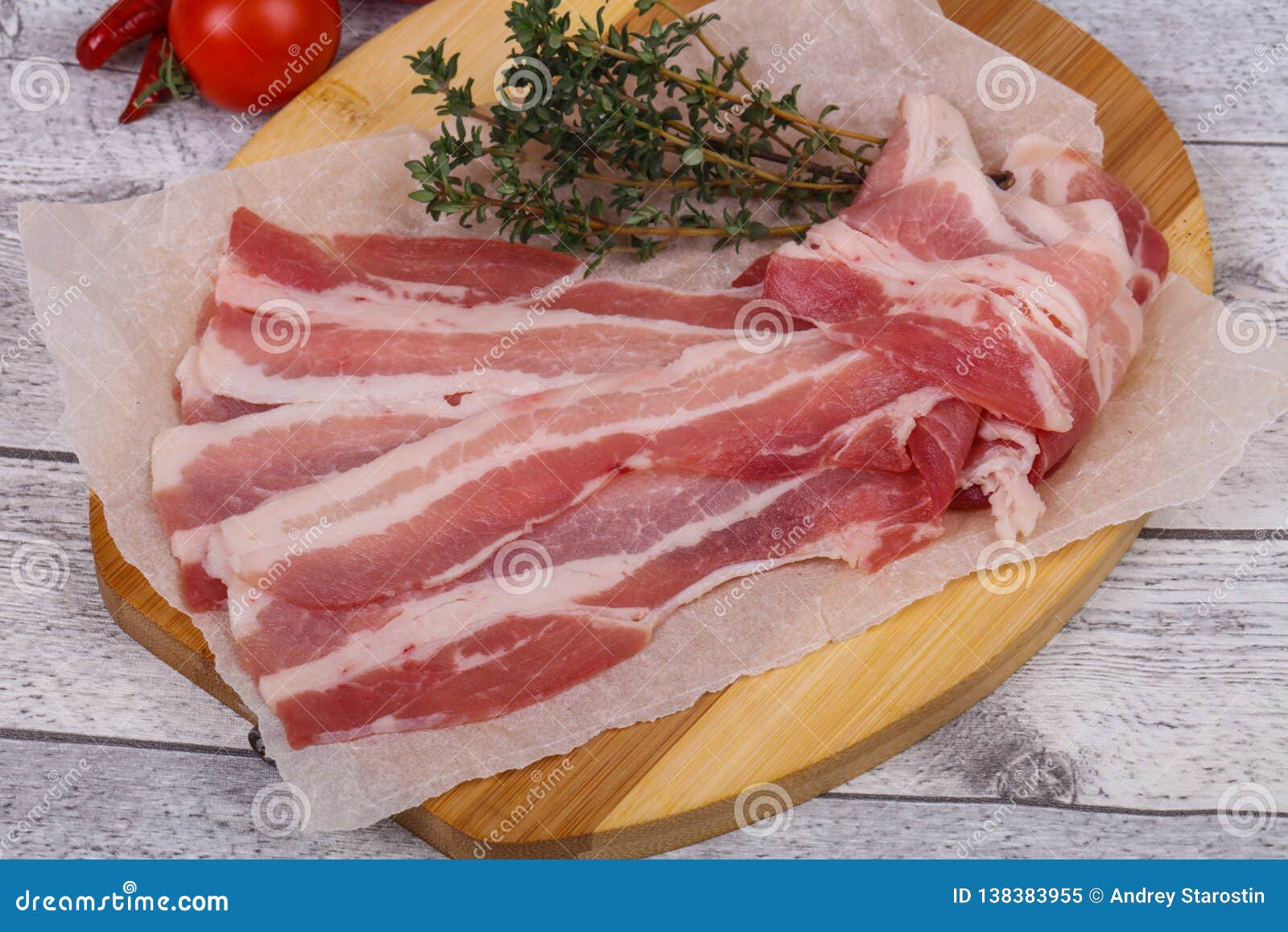Bacon cru na placa imagem de stock. Imagem de cortado - 138383955
