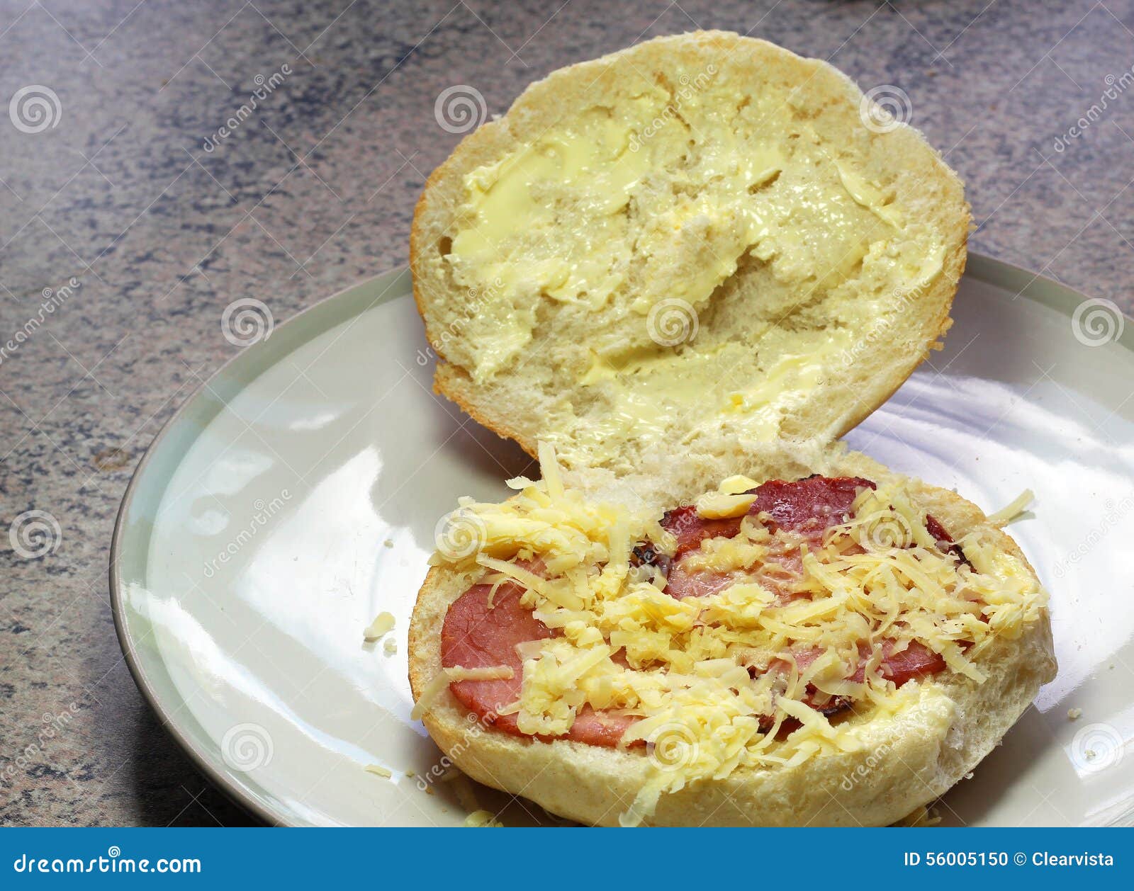 Baconrulle Eller Bulle Med Ost Arkivfoto - Bild av bulle, rulle: 56005150