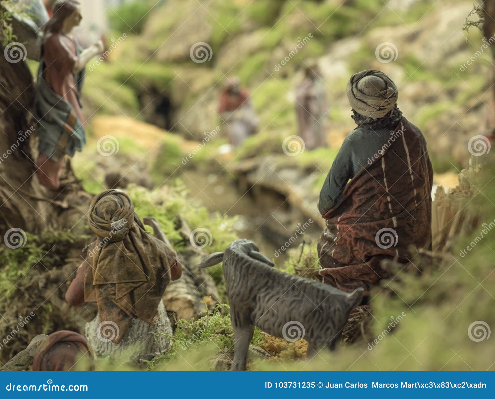 Bacy siedzi obok cakla obraz stock. Obraz złożonej z duchowy - 103731235