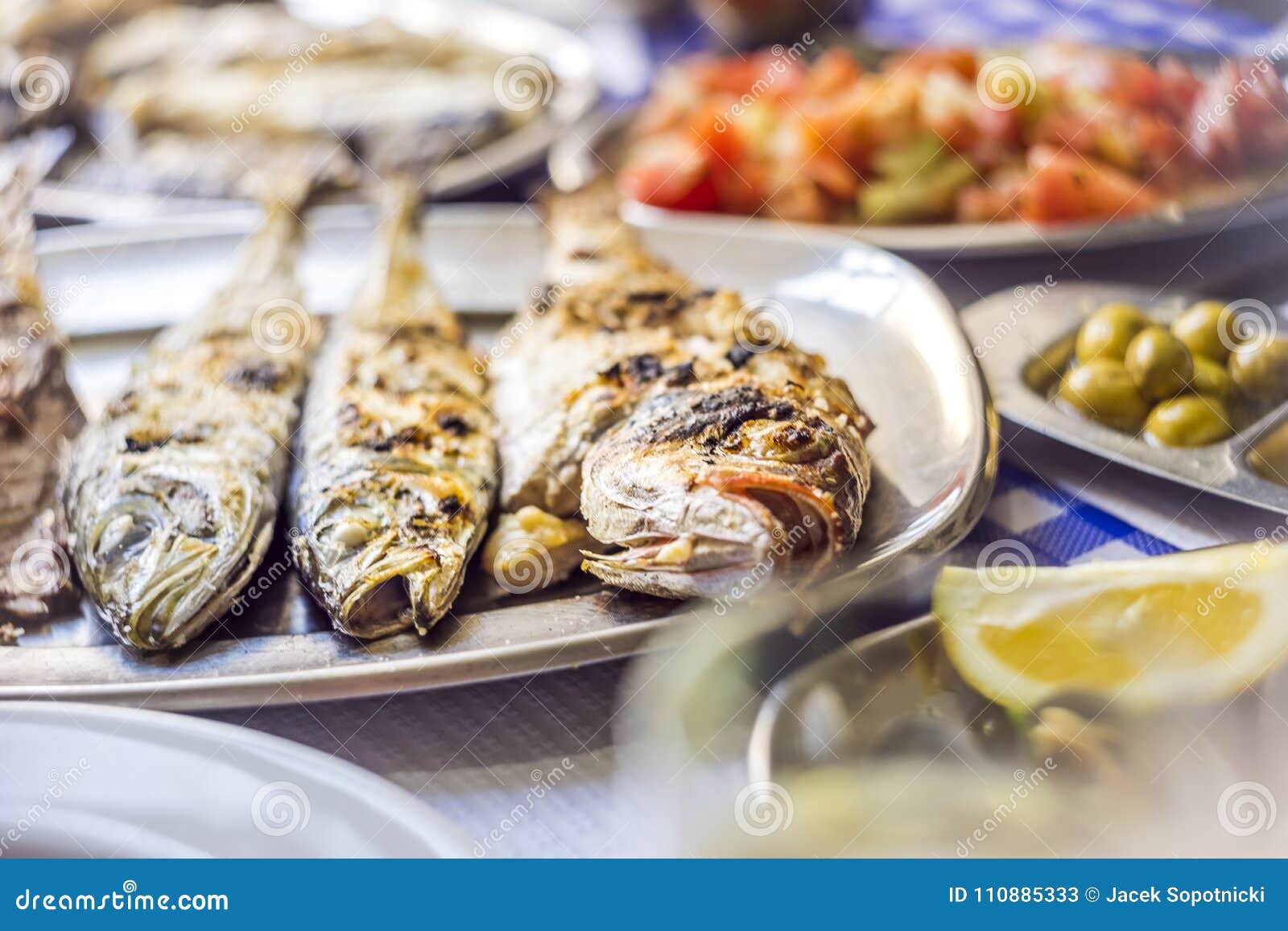 Badejo Assado, Dourado, Atum Acompanhado Com Toma Imagem de Stock ...