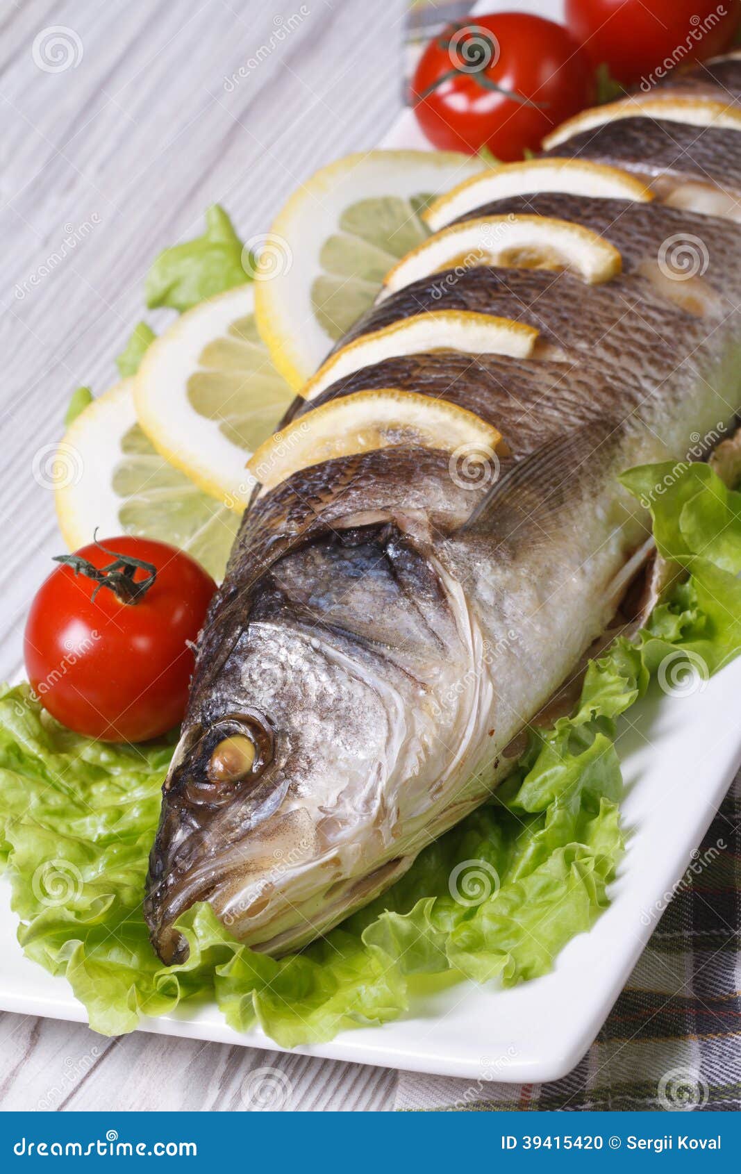 Badejo Cozido Com Os Tomates Do Limão, Da Alface E De Cereja Foto de ...