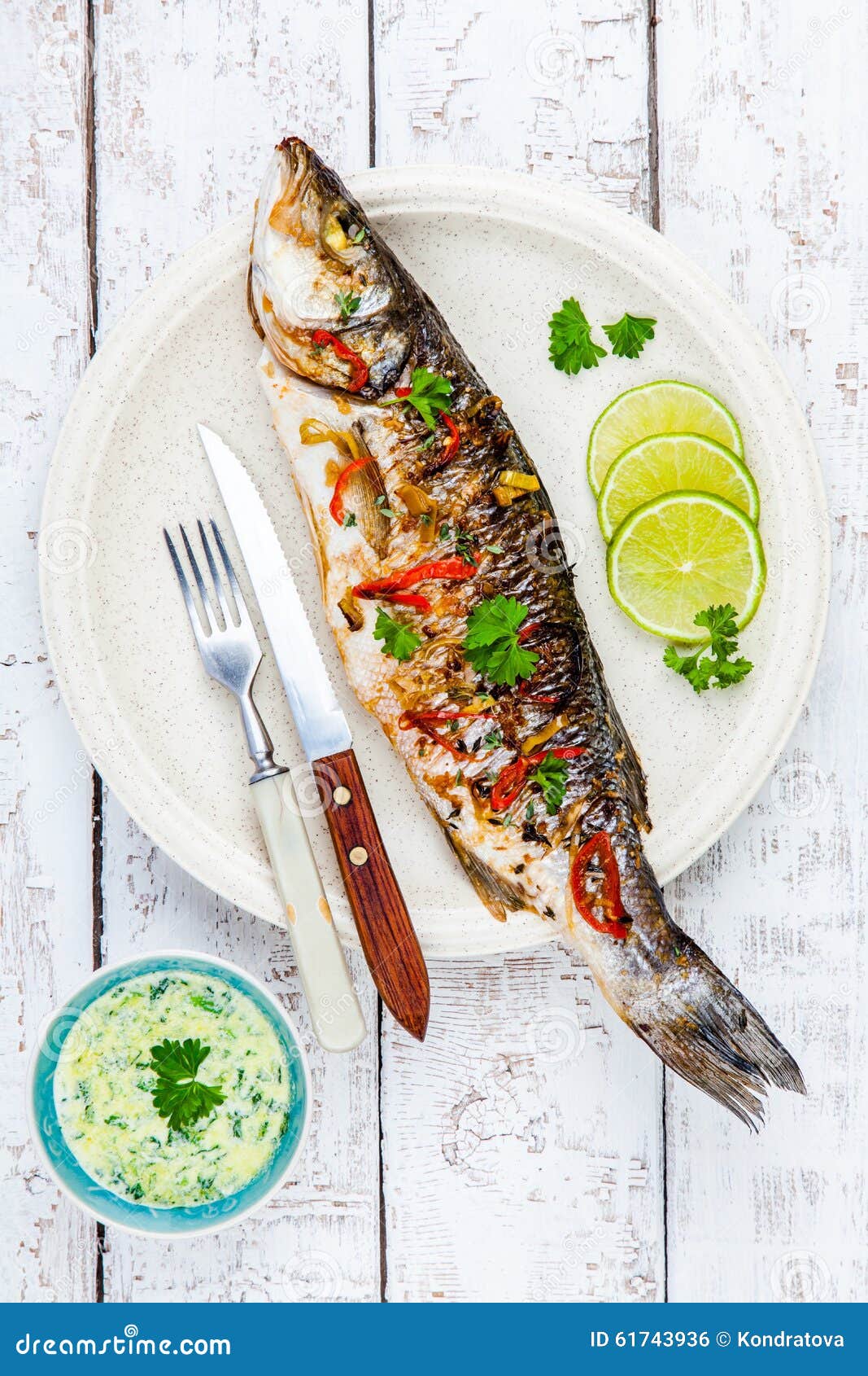 Badejo Cozido Dos Peixes Com Cal E Salsa Foto de Stock - Imagem de ...