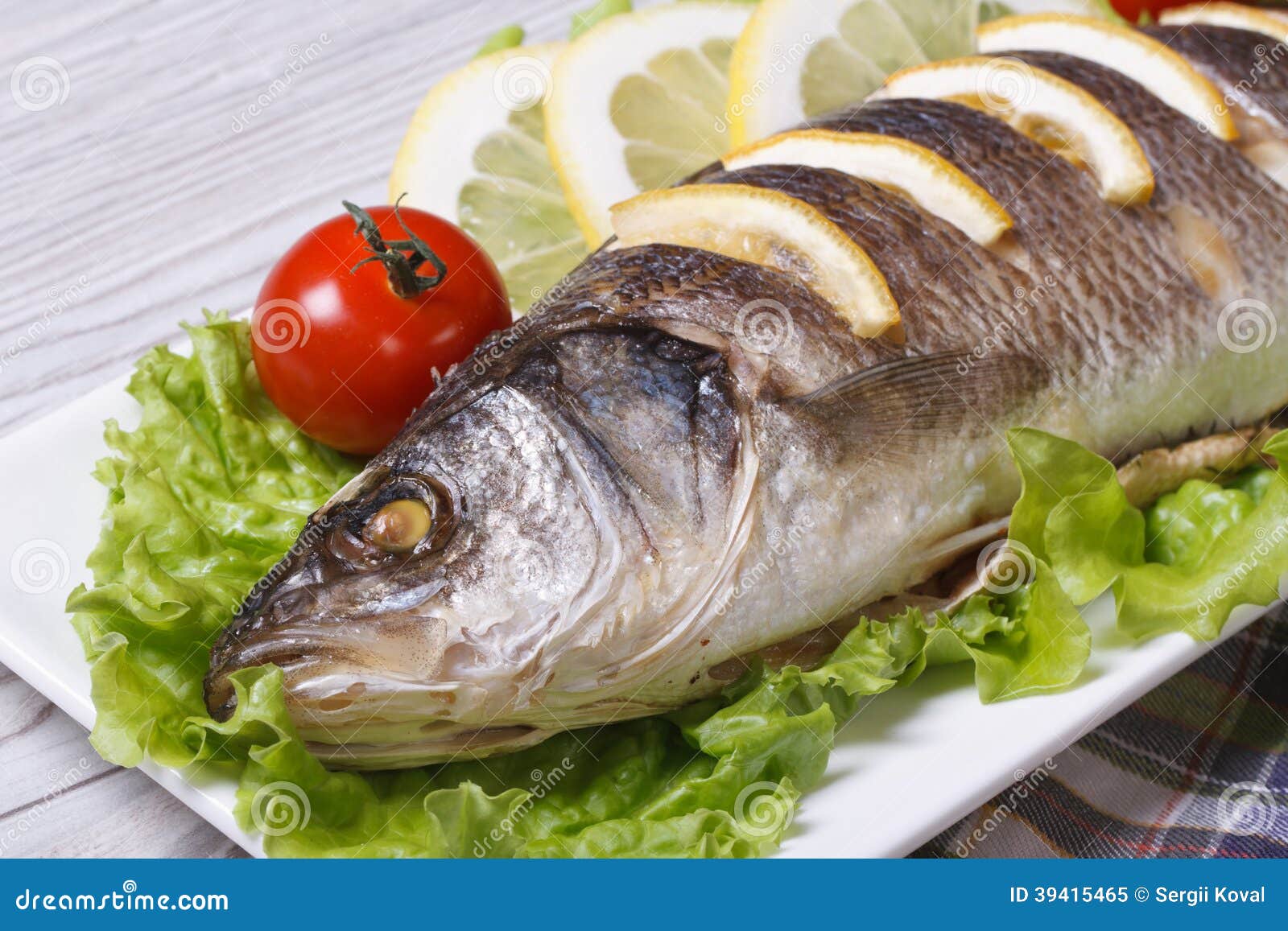 Badejo Grelhado Com O Limão, a Alface E Os Tomates Horizontais Imagem ...