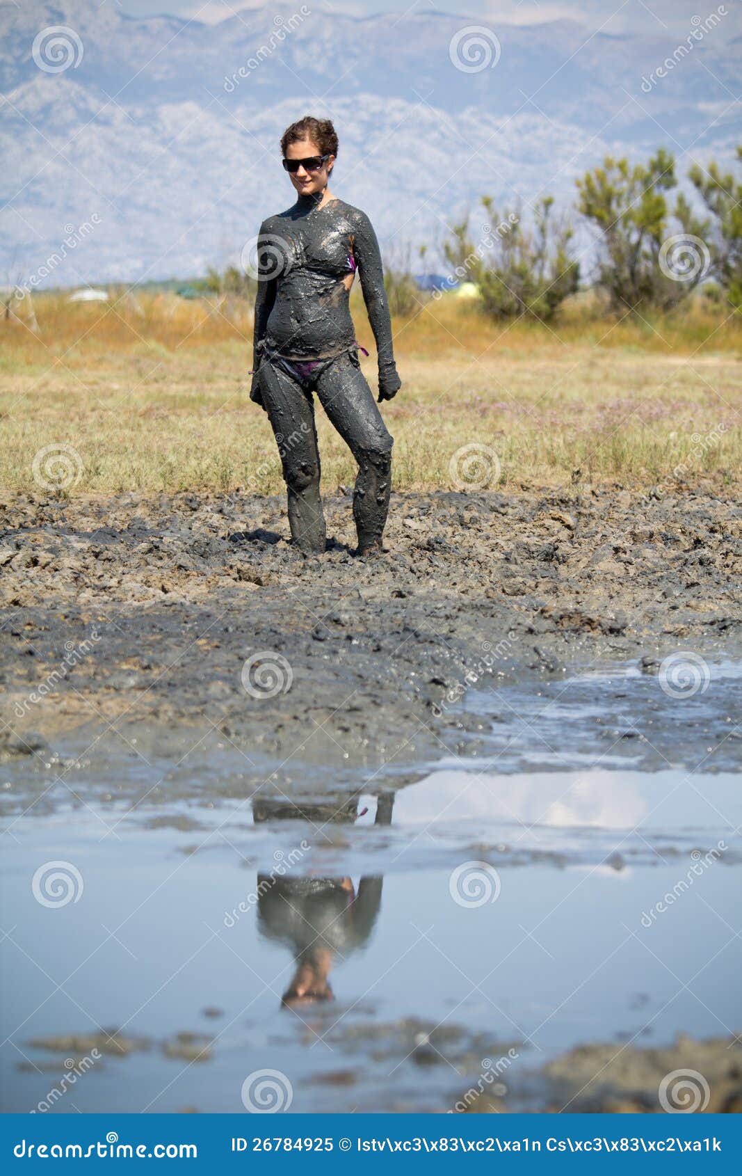 Baden Mit Schwarzem Schlamm Stockbild - Bild von aktivität, freizeit ...