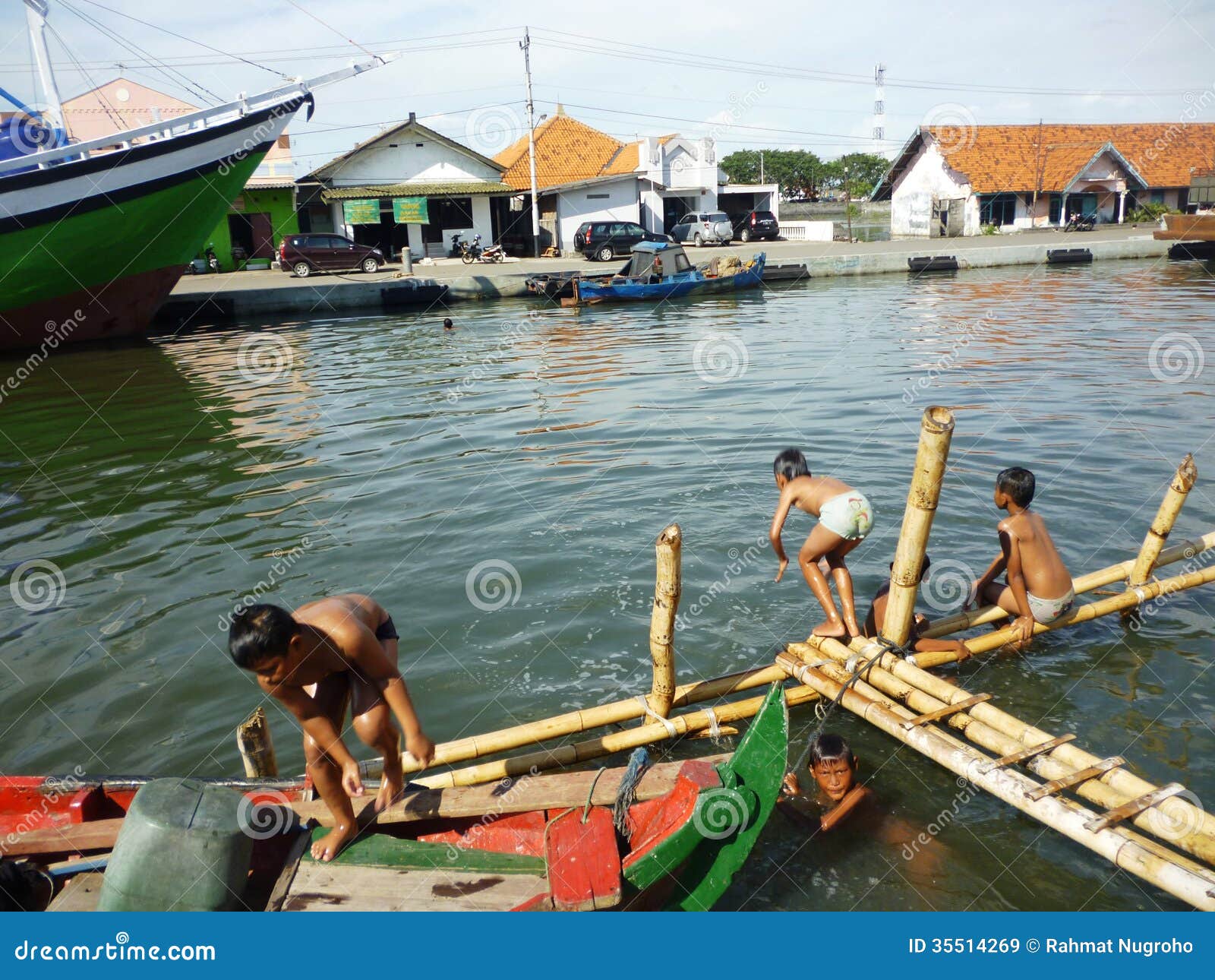 Badende Kinder redaktionelles stockbild. Bild von hafen - 35514269