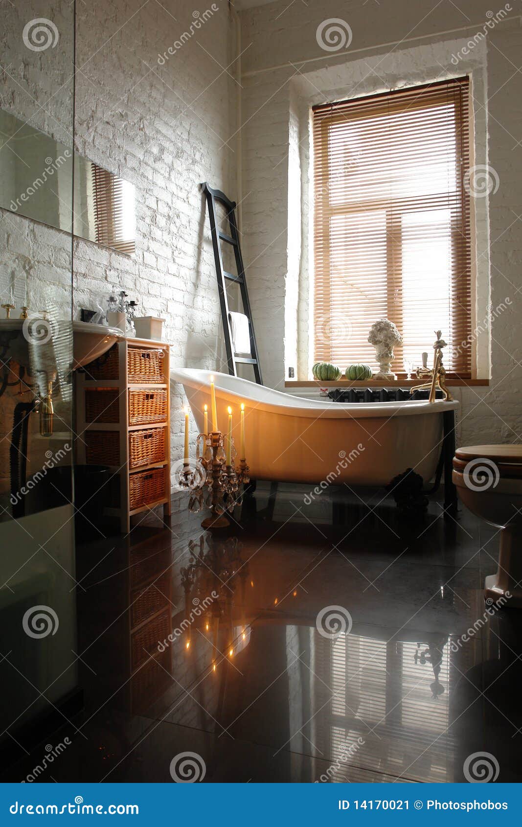Badezimmer stockbild. Bild von luxus, verzieren, wohnung - 14170021
