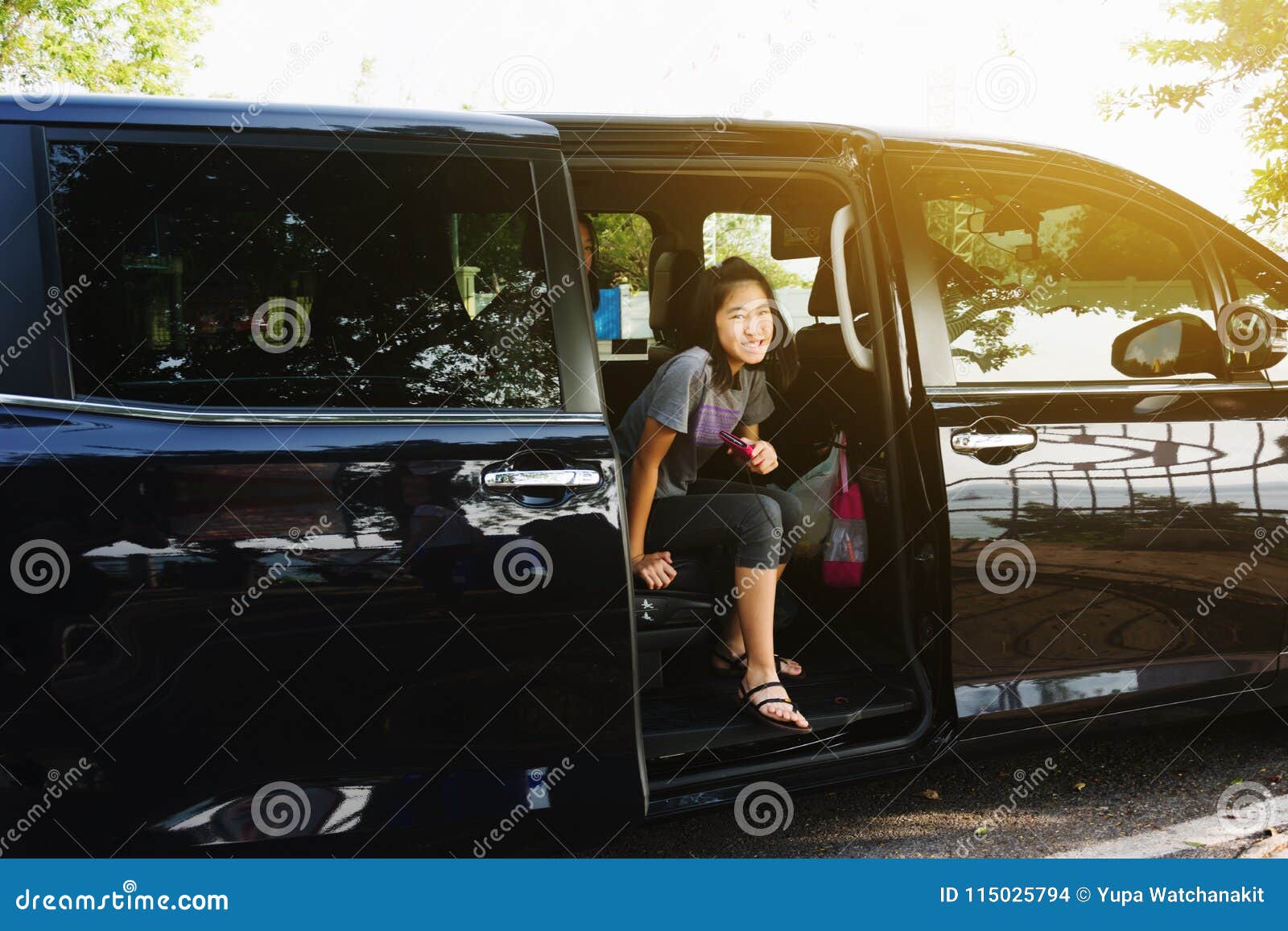 Badine Sortir De La Voiture Quand Arrivez Photo stock - Image of ...