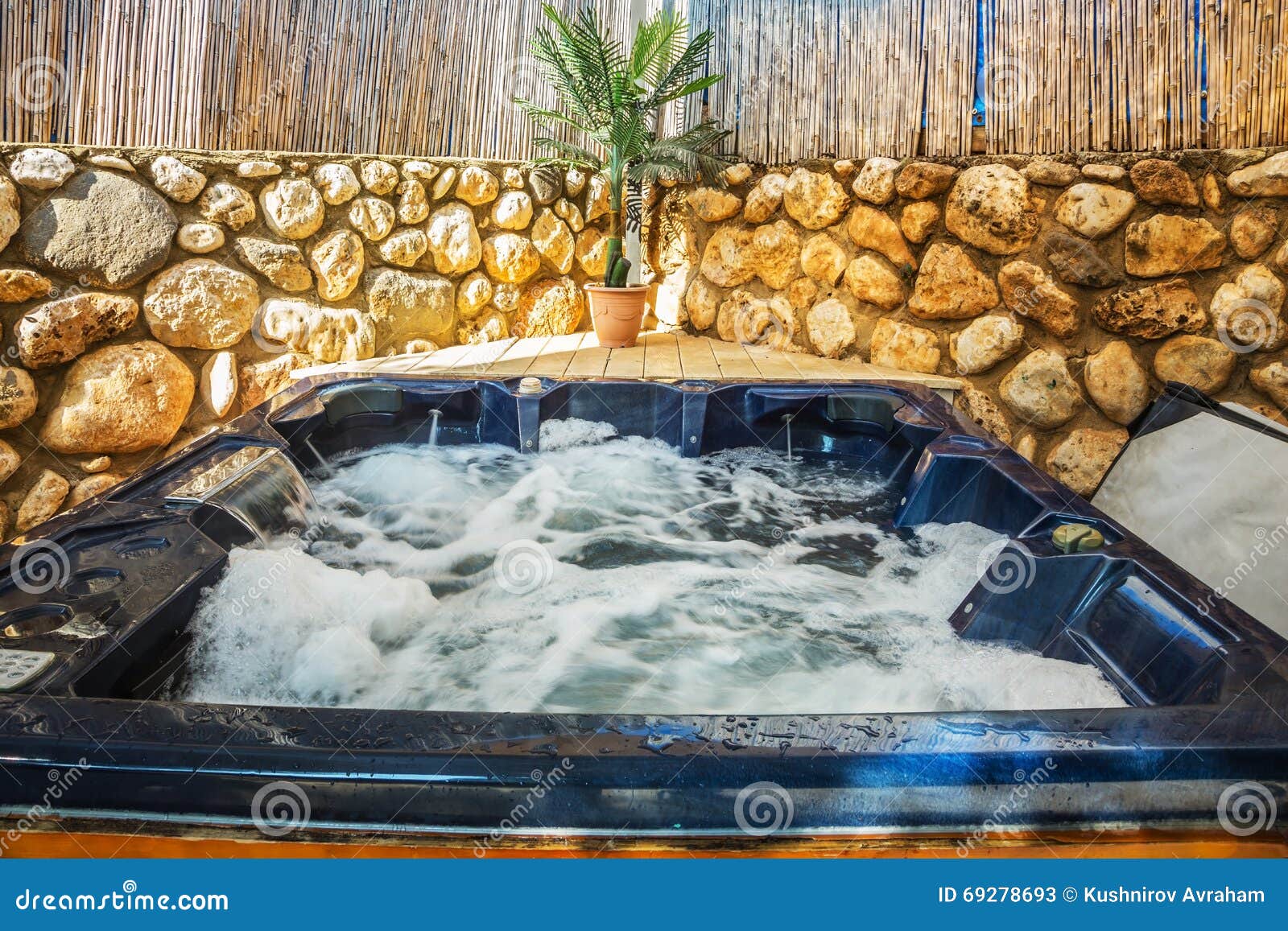 Badkuip - Jacuzzi in tuin stock afbeelding. Image of ...