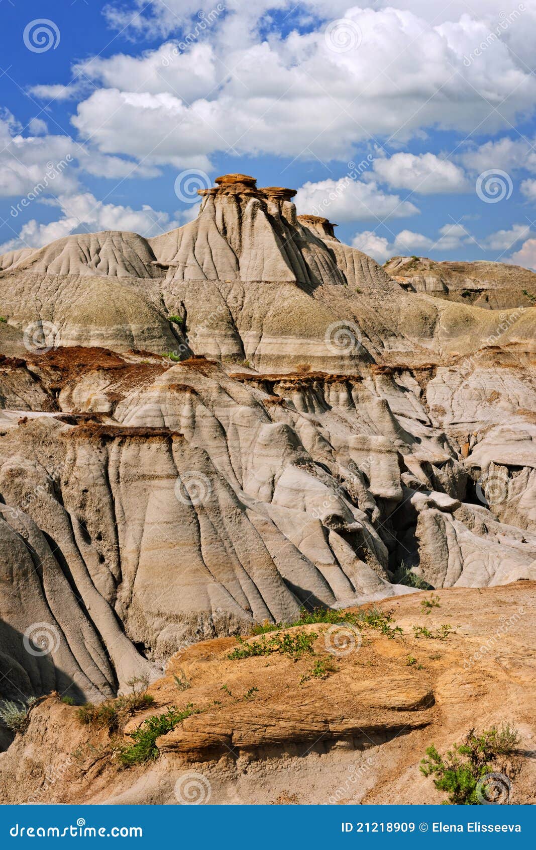 Badlands in Alberta, Canada Stock Image - Image of outdoors, formations ...