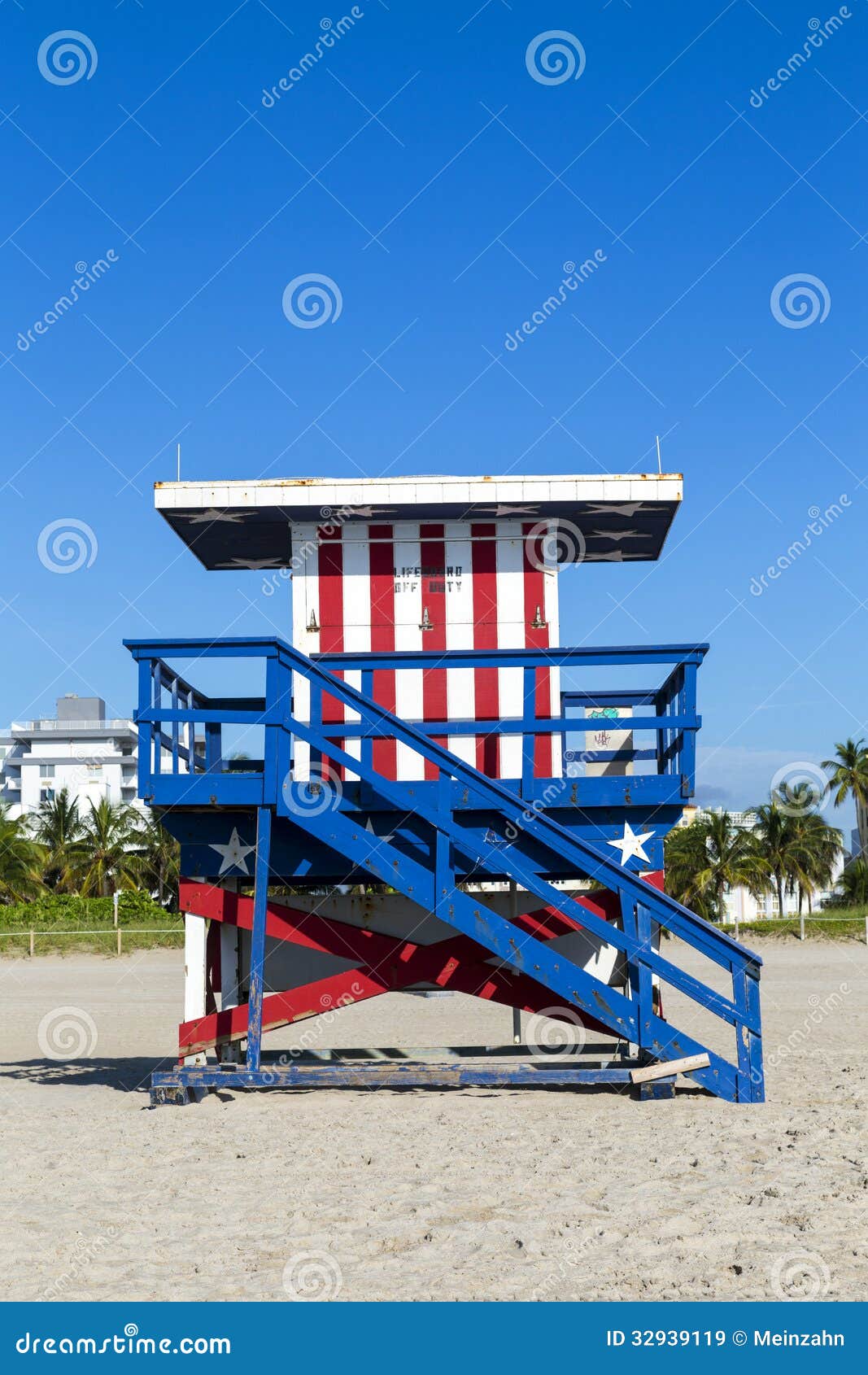 Badmeestercabine Op Leeg Strand, Stock Afbeelding - Image of cabine ...