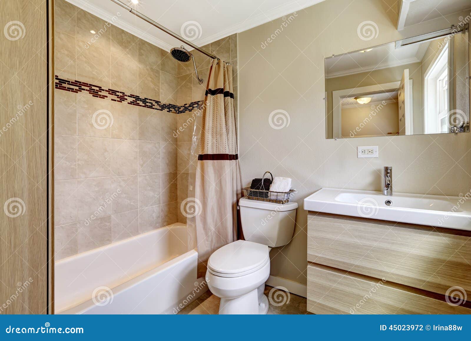 Badrum Med Beige Tegelplattaklippning Arkivfoto - Bild av verkligt ...