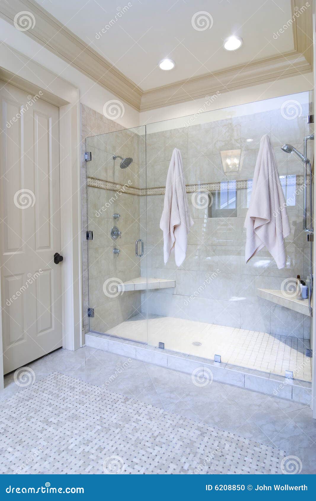 Badrum stor dusch arkivfoto. Bild av dyrt, lokal, inre - 6208850