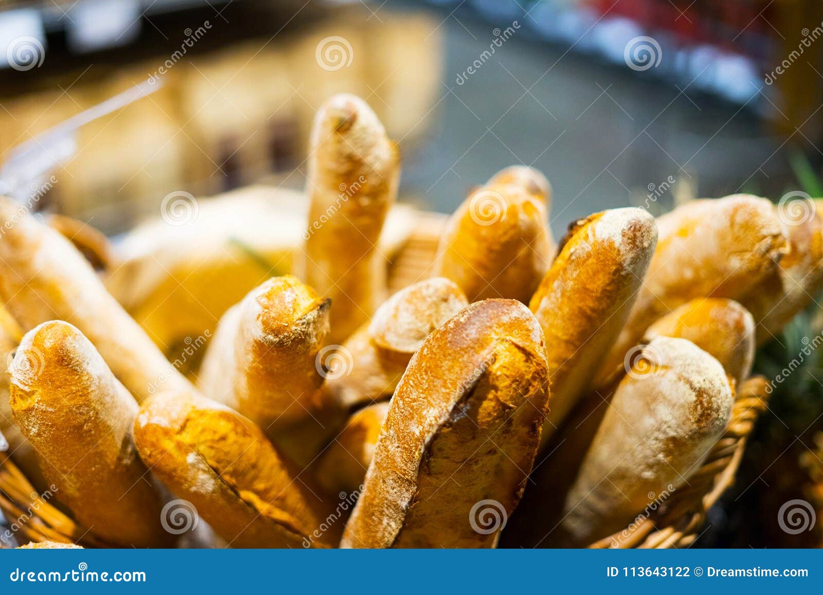 Bagets Franceses Na Loja Da Padaria Foto de Stock - Imagem de alimento ...