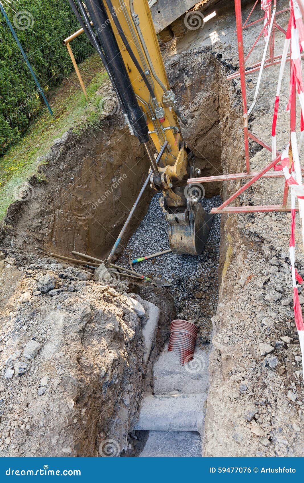 Bagger Auf Graben - Konstruieren Der Kanalisation Stockfoto - Bild von ...