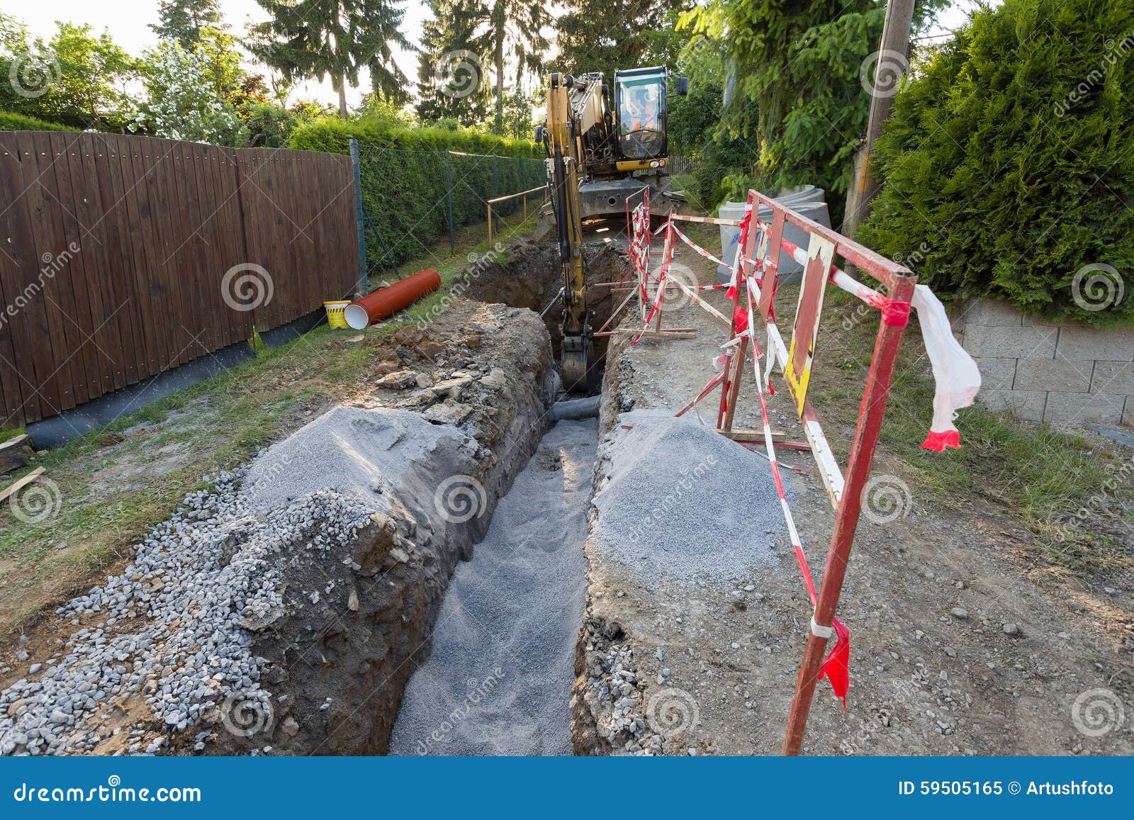 Bagger Auf Graben - Konstruieren Der Kanalisation Stockbild - Bild von ...