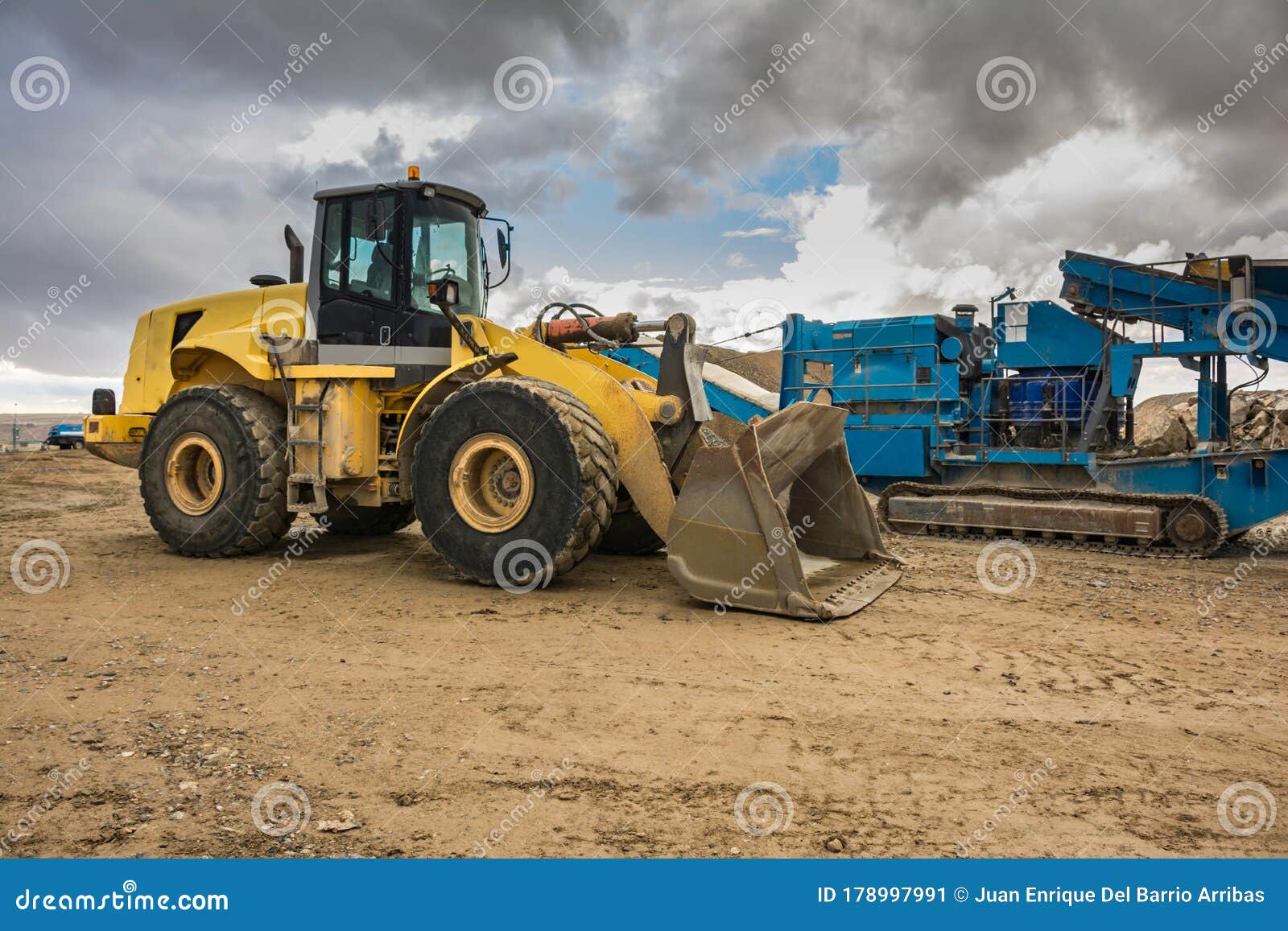 Bagger, Der Stein in Einer Tagebaugrube Sammelt Stockbild - Bild von ...