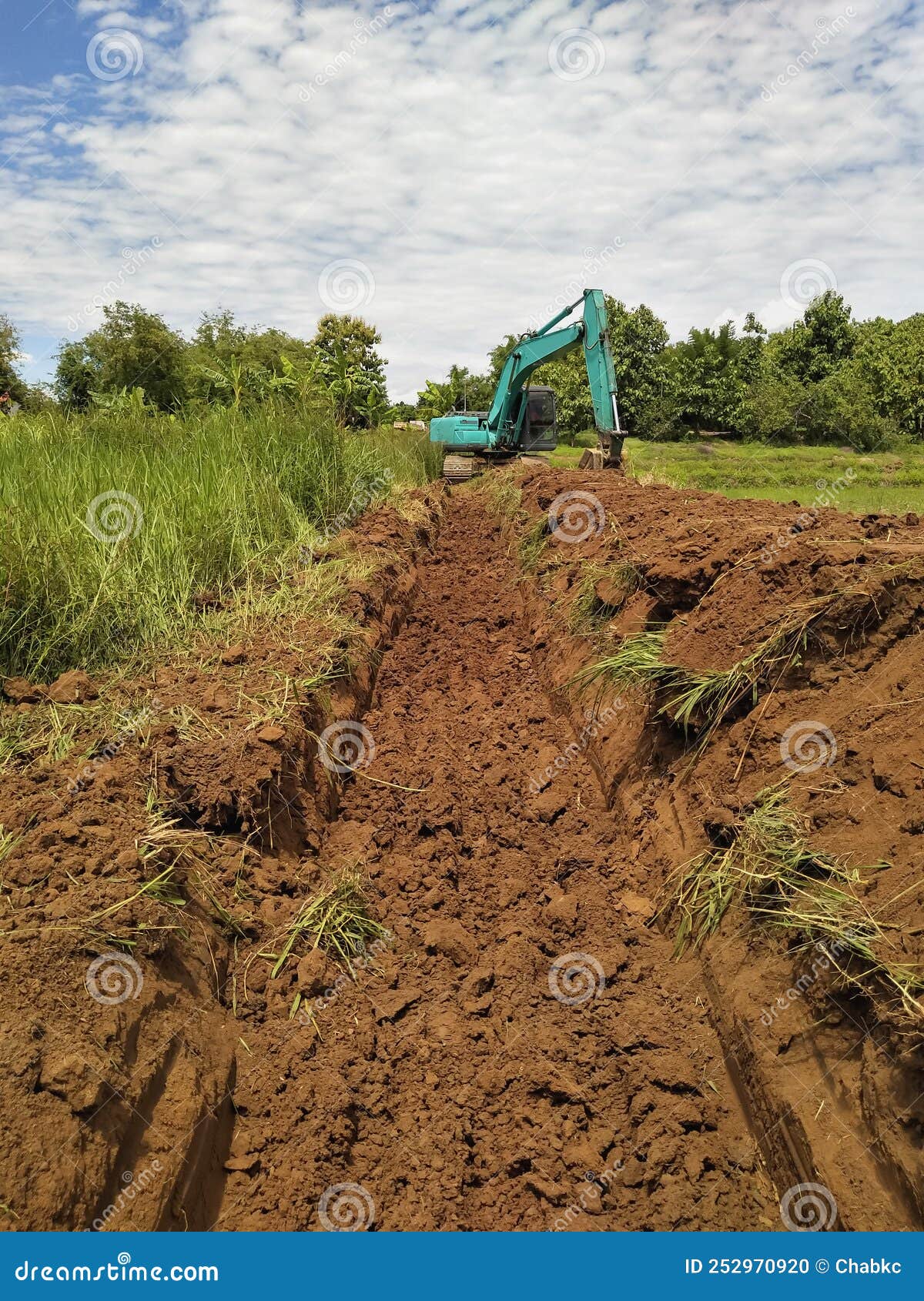 Bagger Graben Den Boden in Der Baustelle. Stockfoto - Bild von ...
