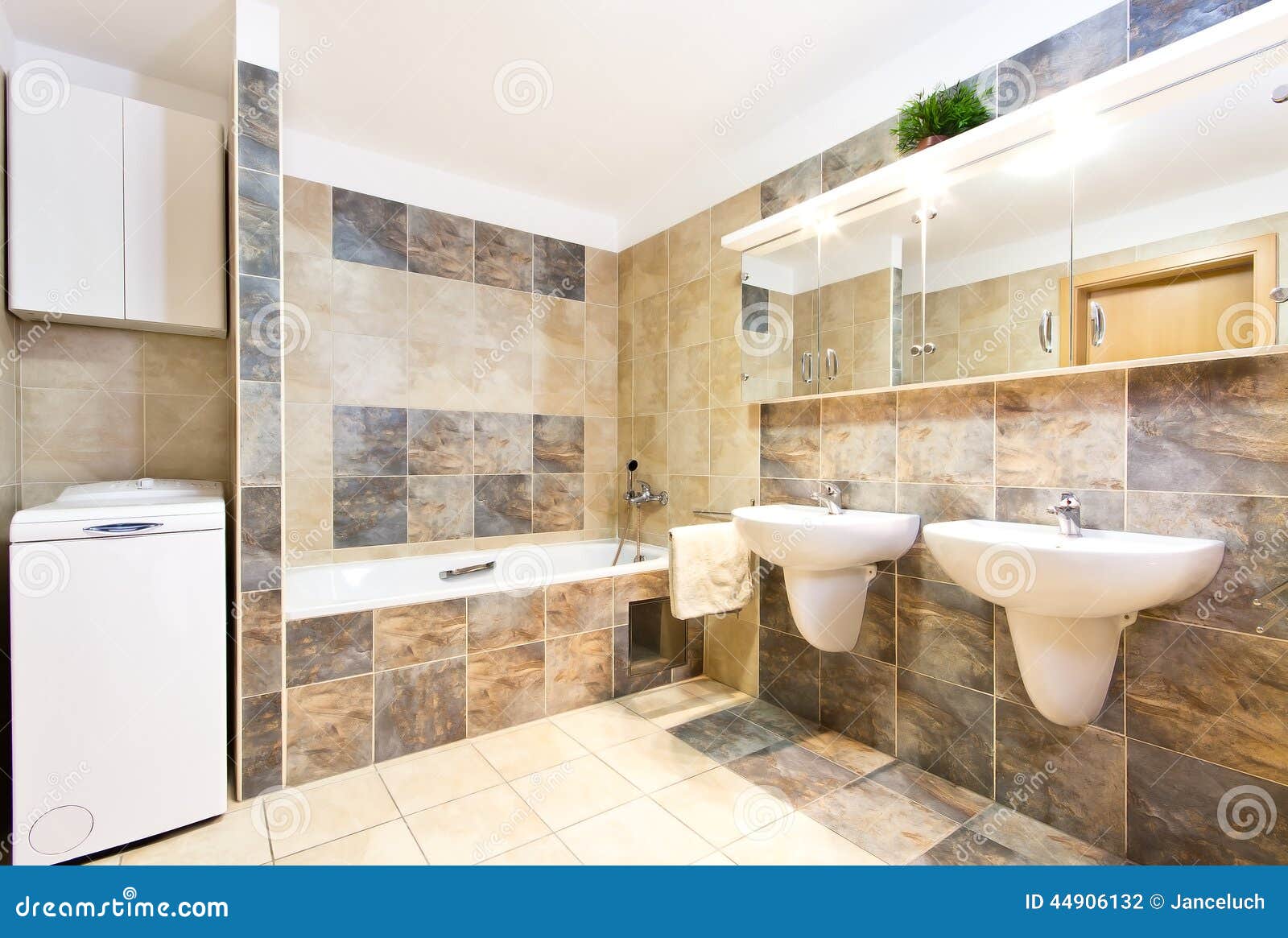 Bagno Pulito Moderno Con Due Lavandini Fotografia Stock - Immagine di ...