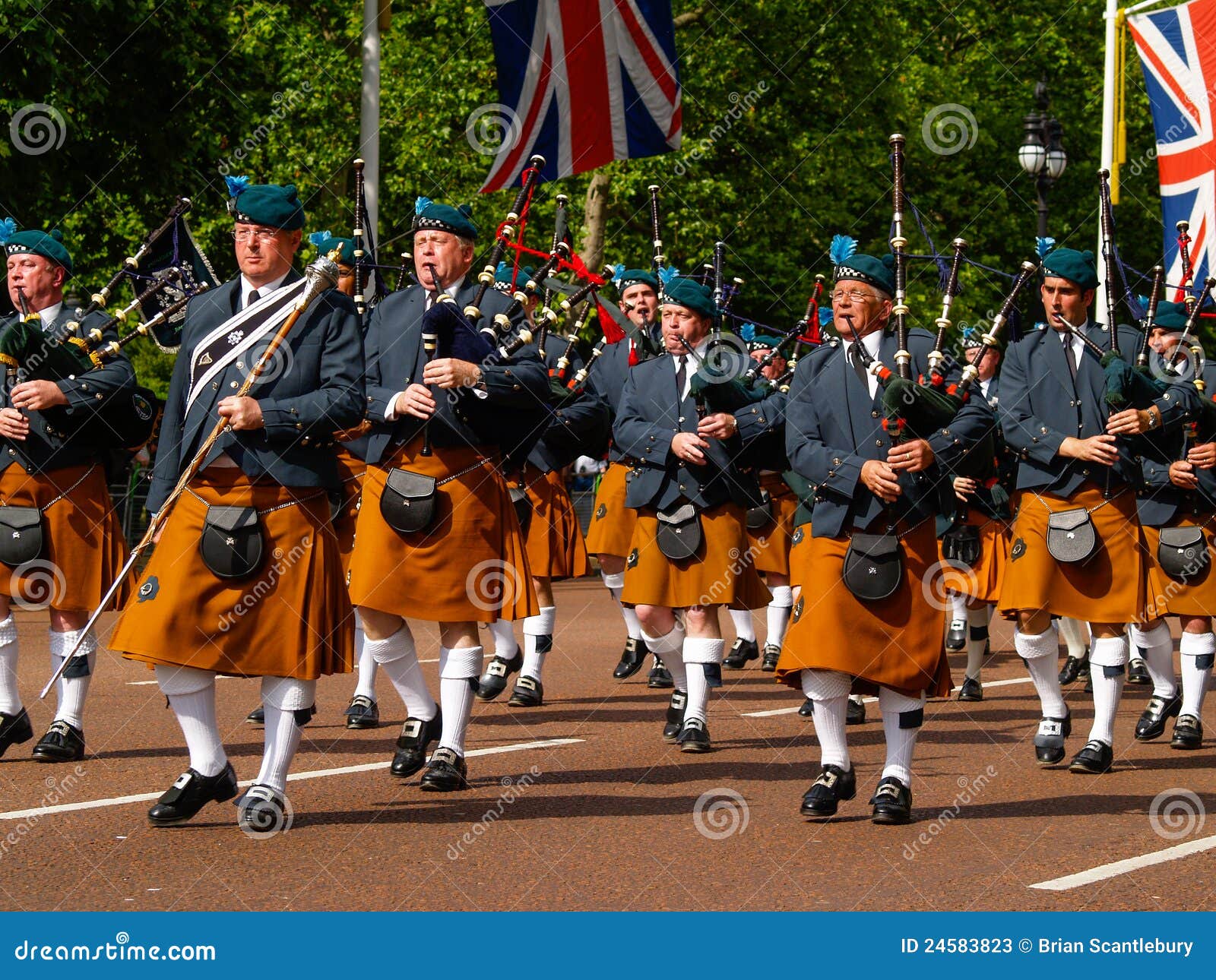 Bagpipe-Band auf Parade. redaktionelles stockfoto. Bild von instrument ...