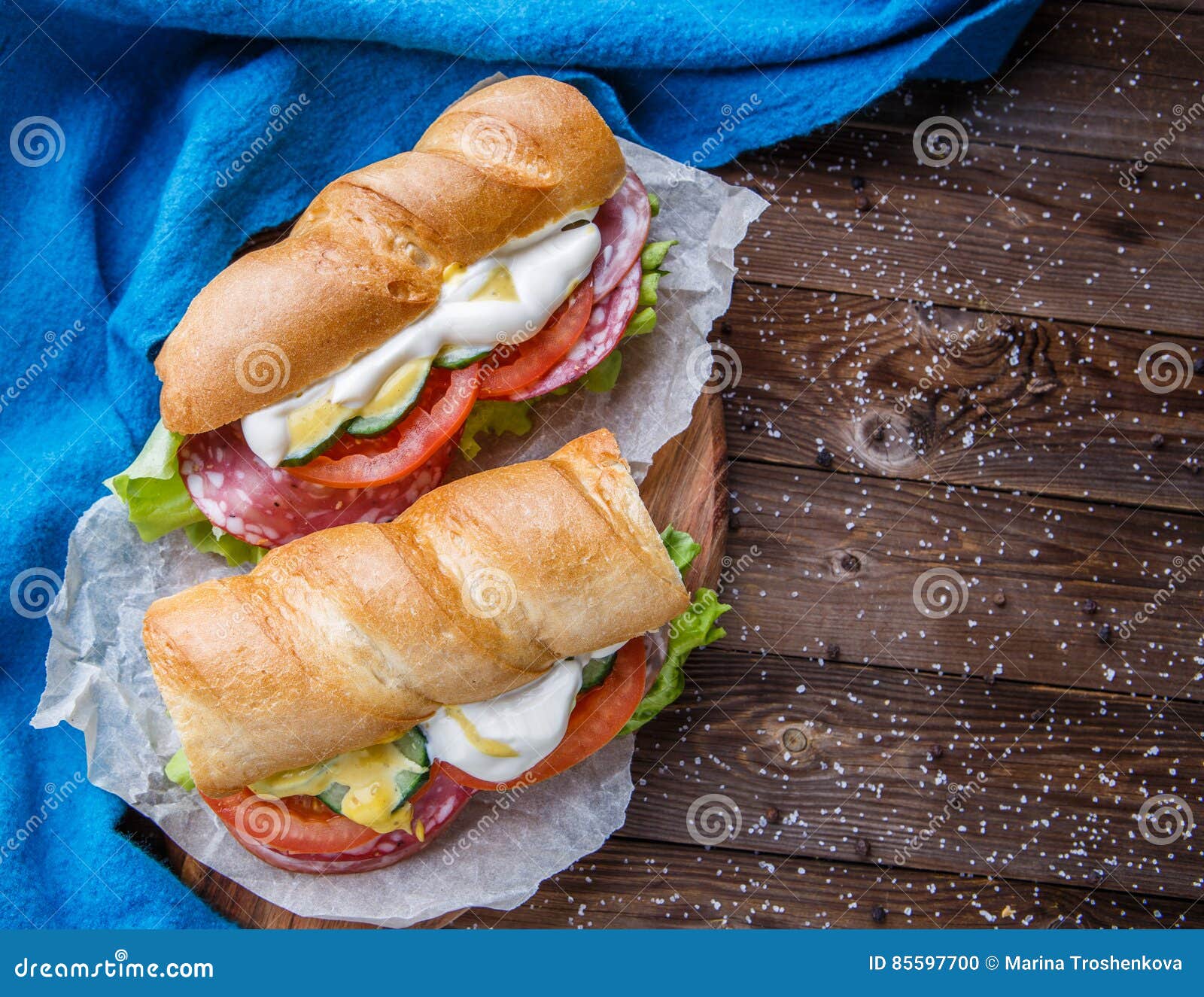 Baguette Con La Salchicha, Verduras, Salsa Foto de archivo - Imagen de ...