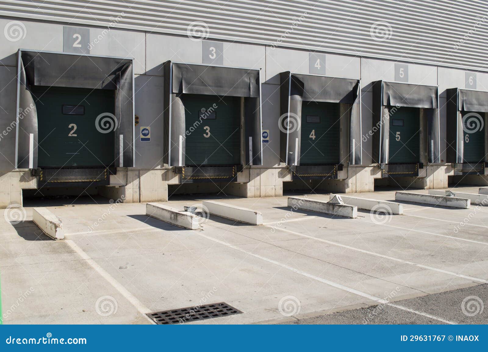 Bahía De Cargamento Para Los Camiones Imagen de archivo - Imagen de ...