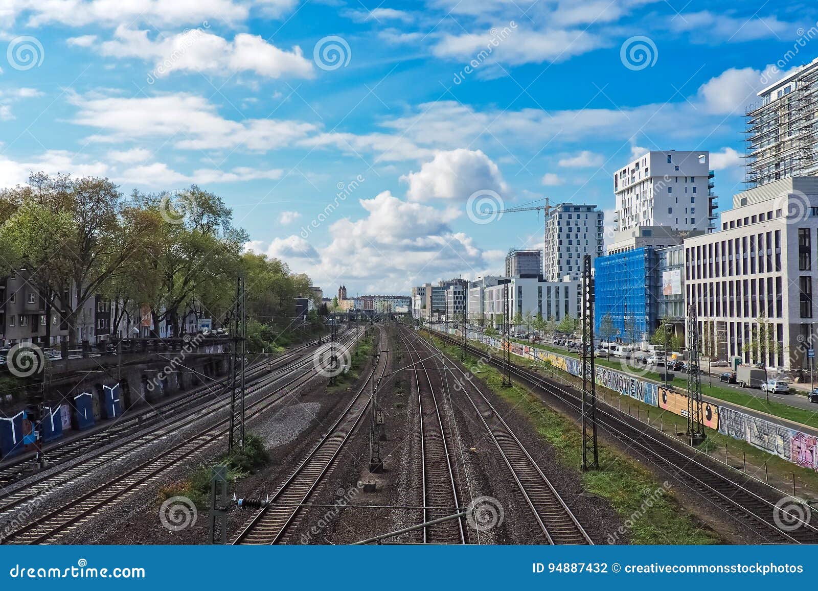 Bahngleise Durch Stadt Bild. Bild: 94887432