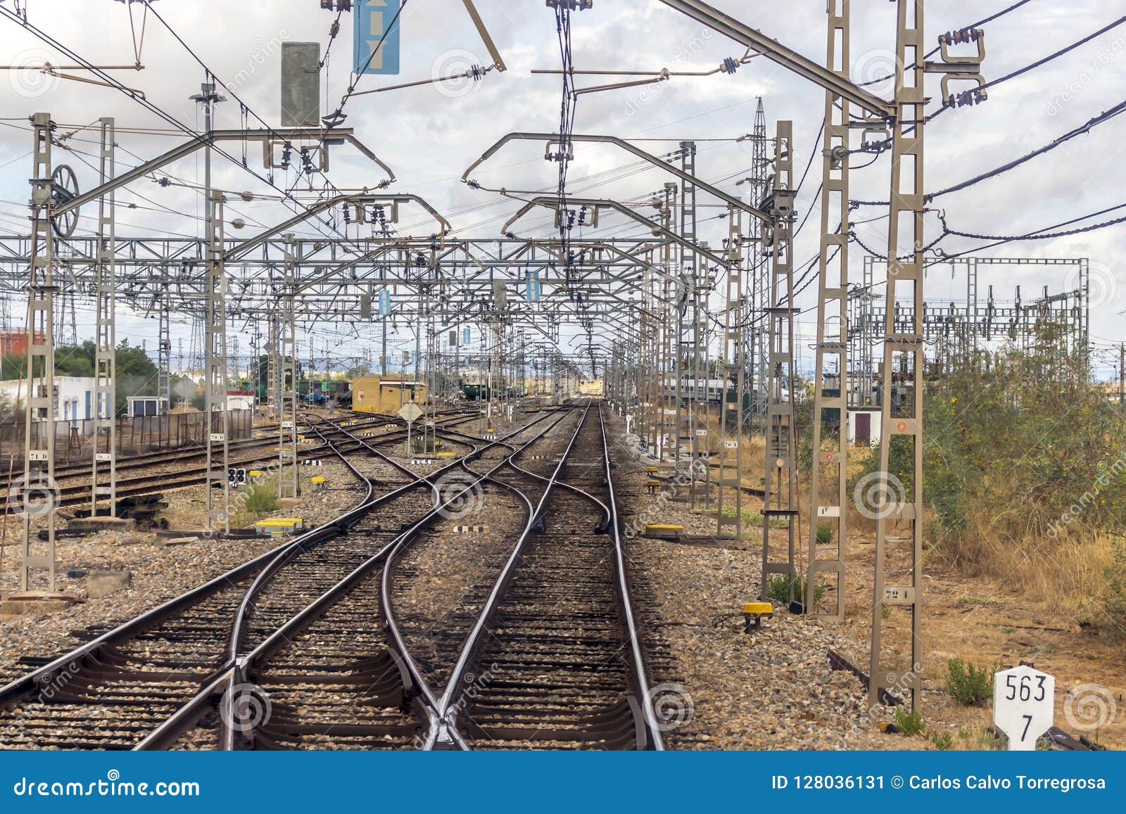 Bahngleise mit Kreuzen stockbild. Bild von austäusche - 128036131