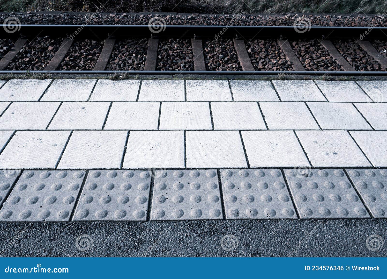 Bahnhof Mit Gleis Und Bahnsteig Stockfoto - Bild von spur, methode ...