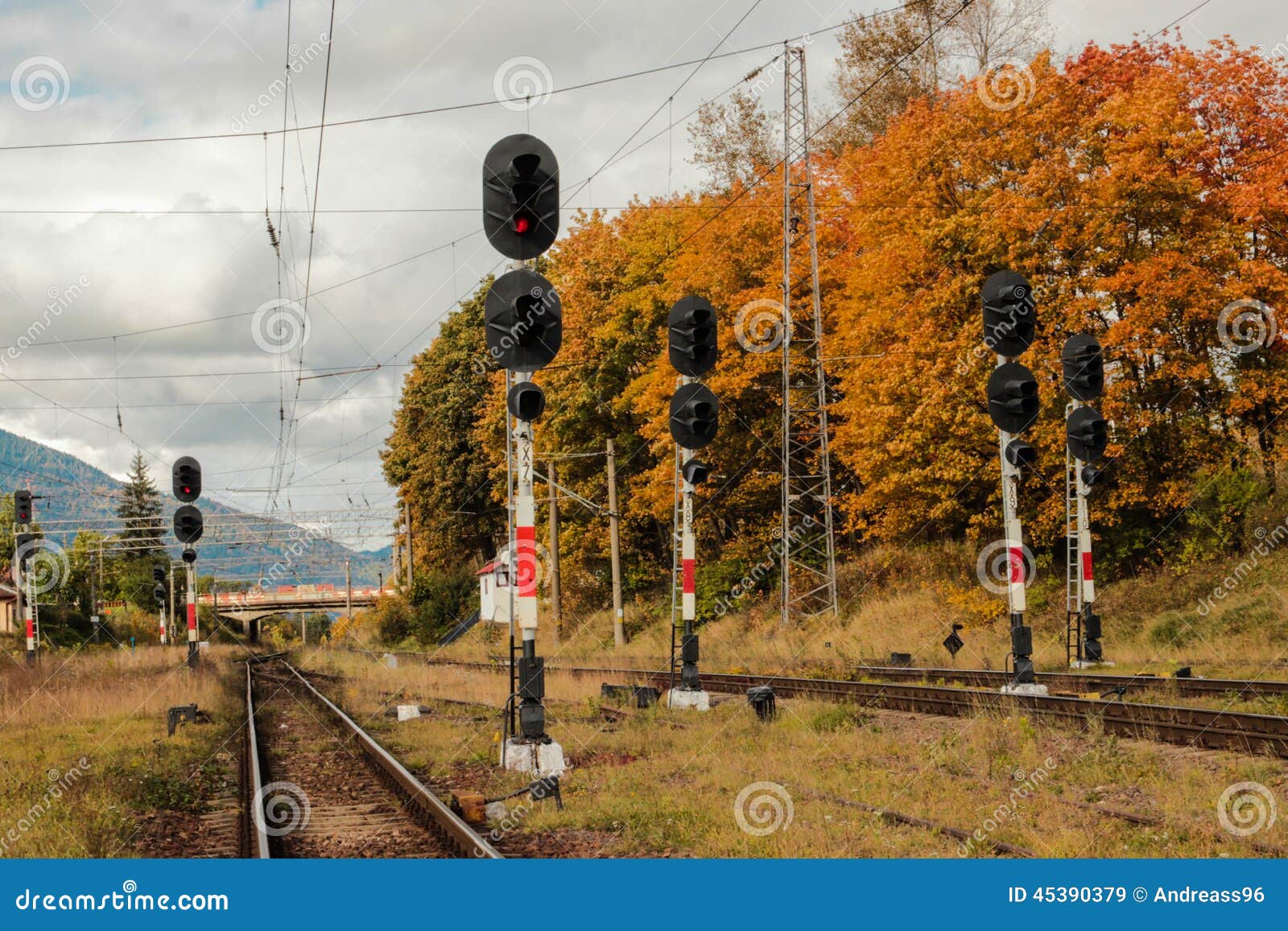 Bahnsignale stockbild. Bild von zeile, gleis, leuchten - 45390379