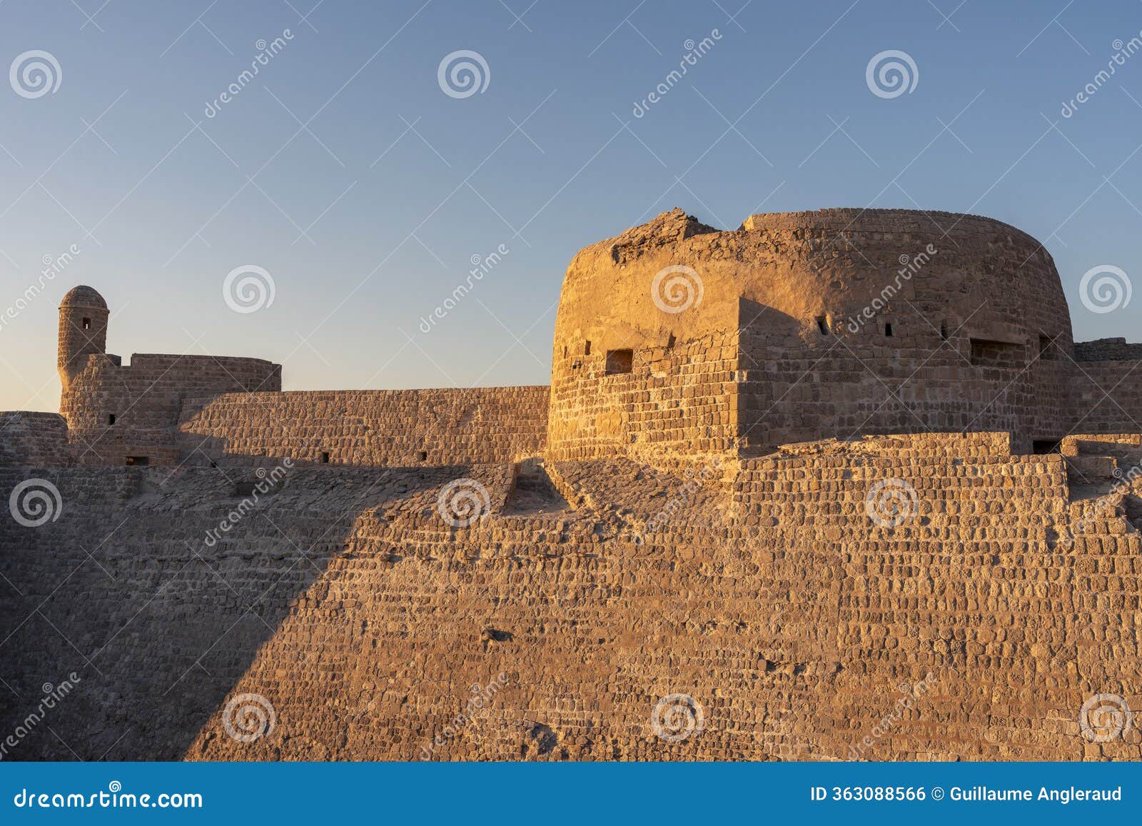 Bahrain - Manama - Qalat Al Bahrain Fort Stock Photo - Image of walls ...