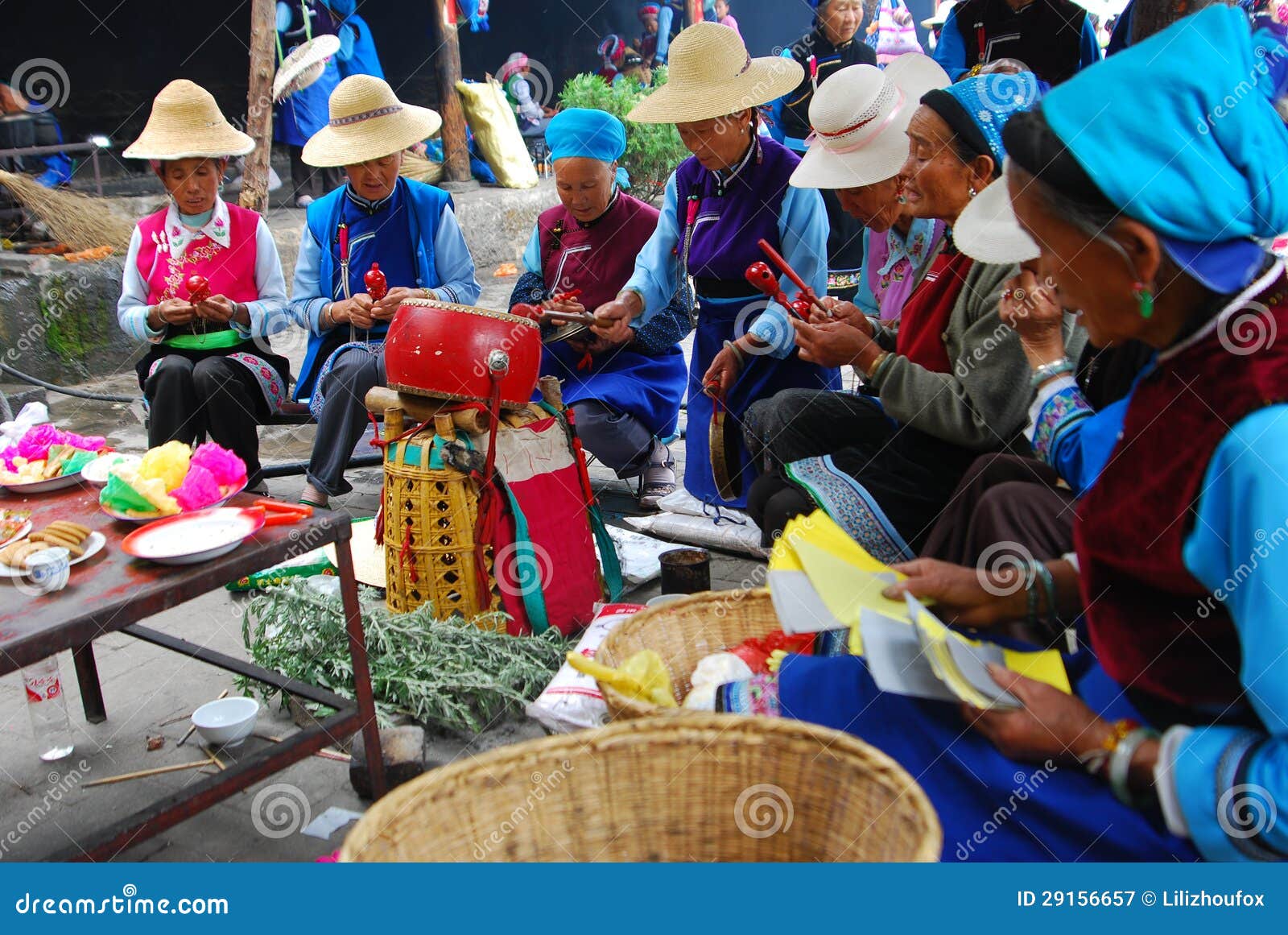 Bai People in Southwest China Editorial Photography - Image of dress ...