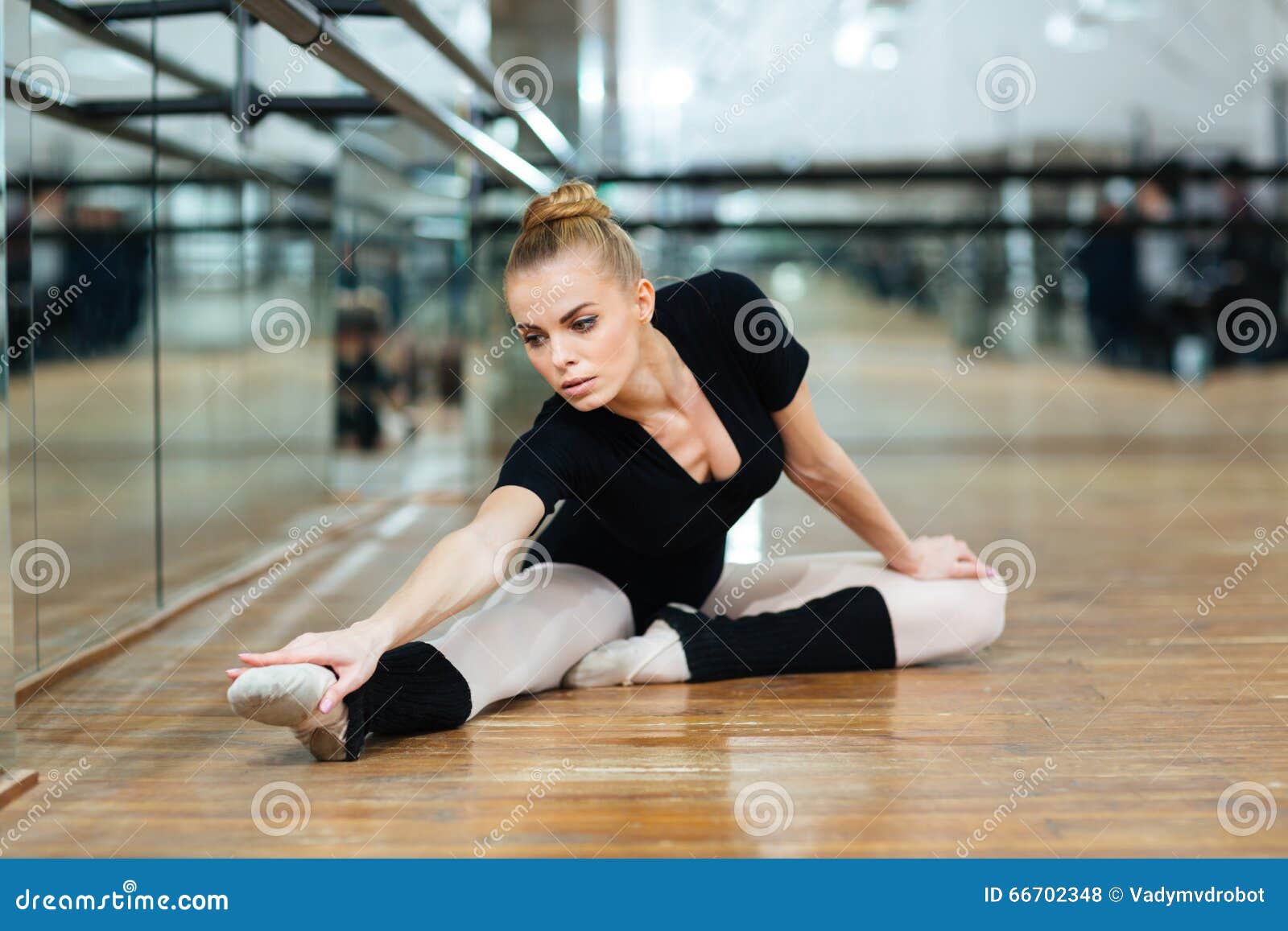 Bailarina Que Hace Estirando Ejercicios En Clase Del Ballet Foto de ...