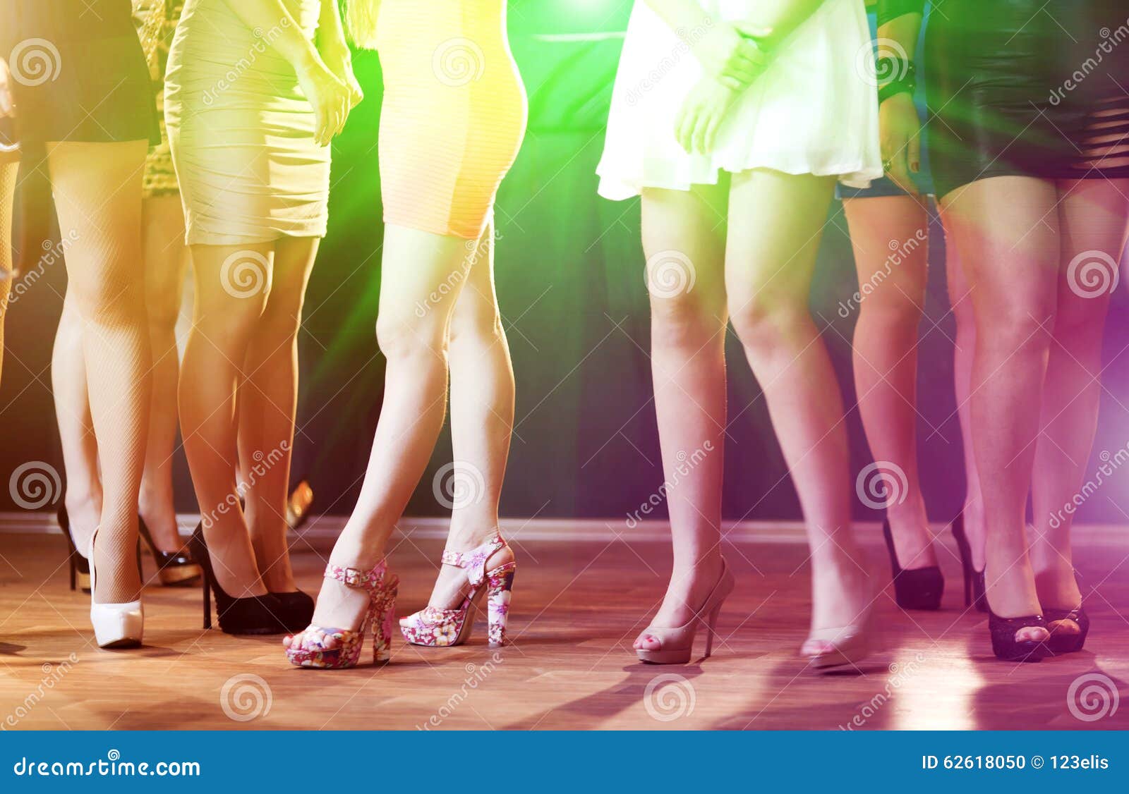 Bailarines del disco foto de archivo. Imagen de nightlife - 62618050