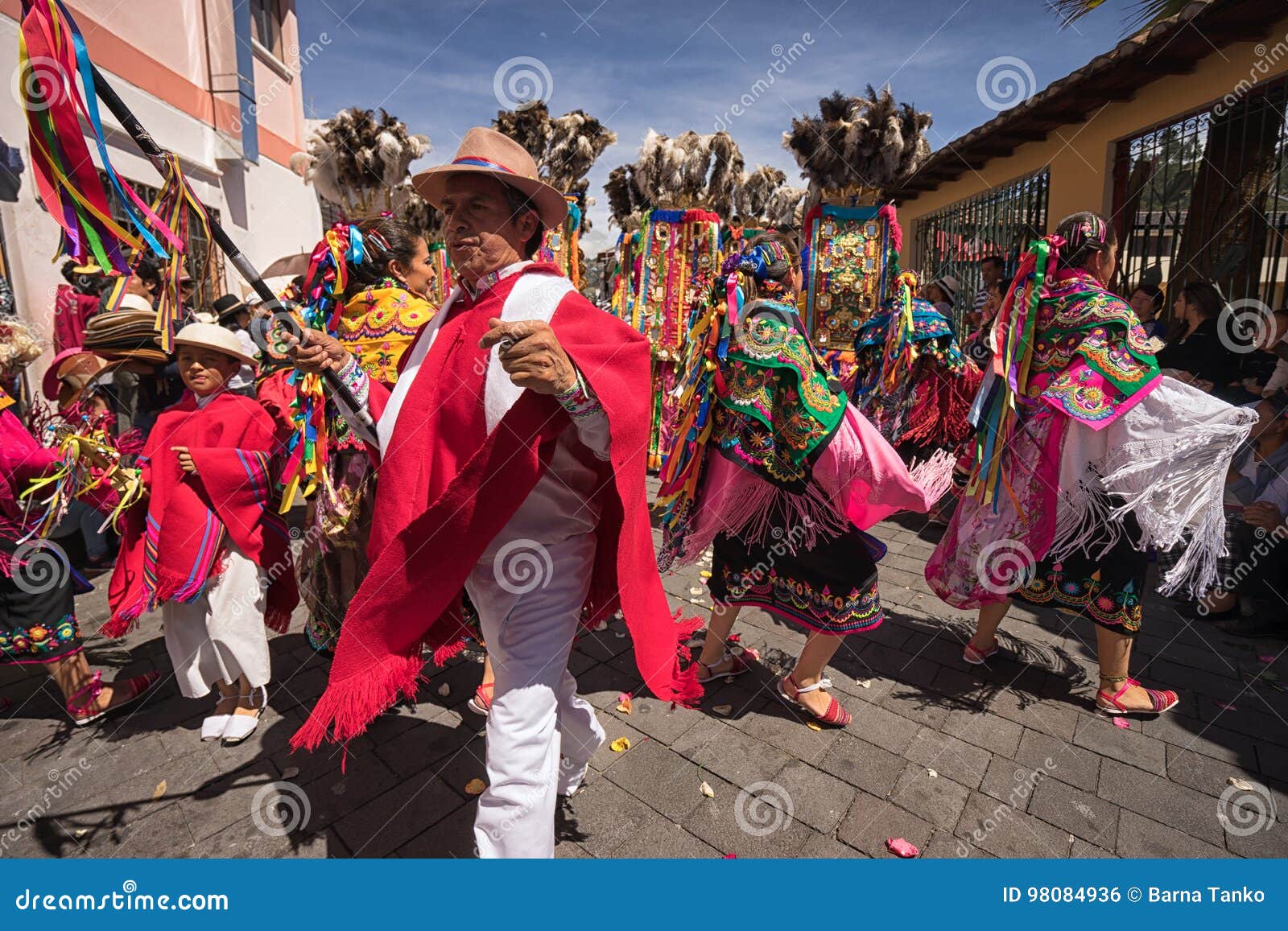 Bailarines En Ropa Tradicional En Ecuador Foto editorial - Imagen de ...