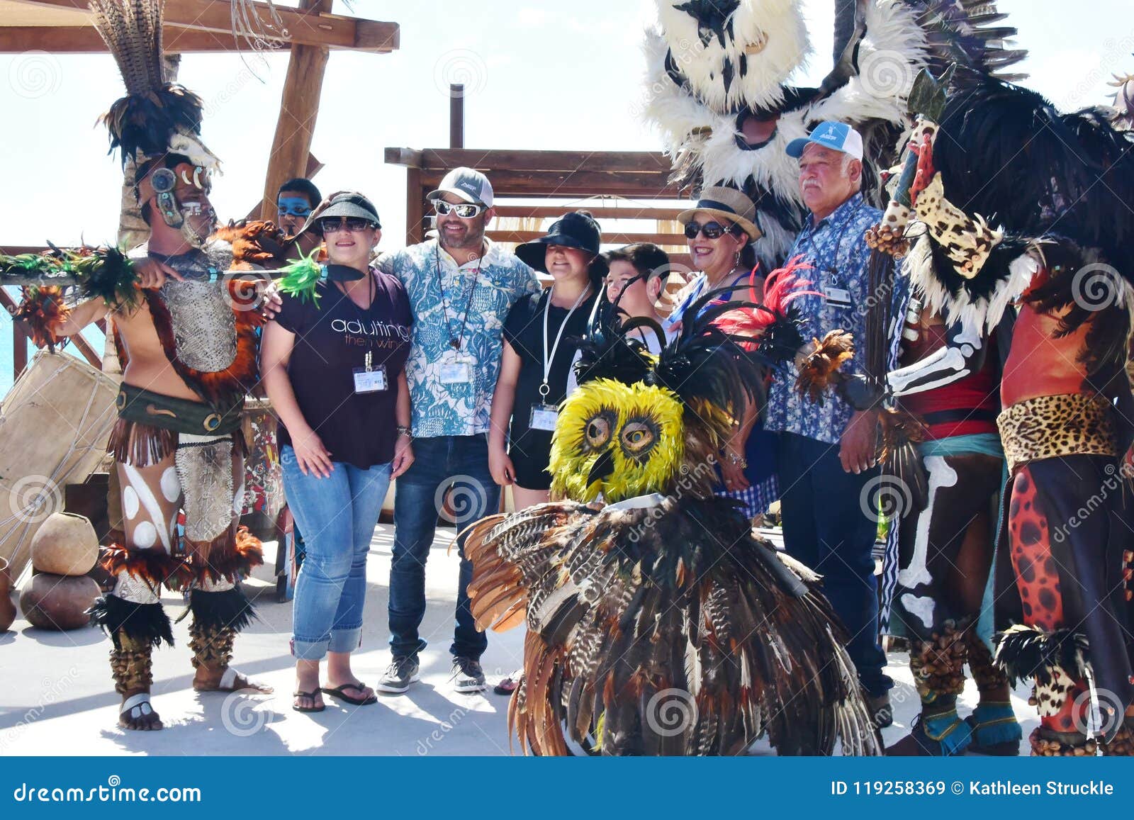 Bailarines Indios Mayas Con Los Turistas Imagen de archivo editorial ...
