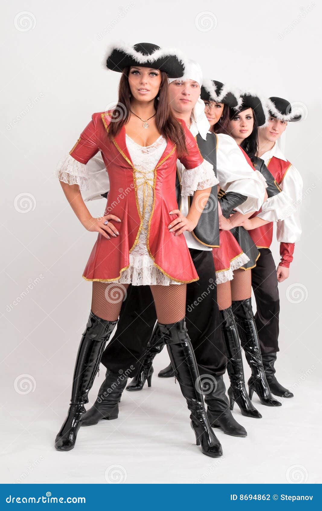 Bailarines Jovenes En Trajes Del Pirata Foto de archivo - Imagen de ...