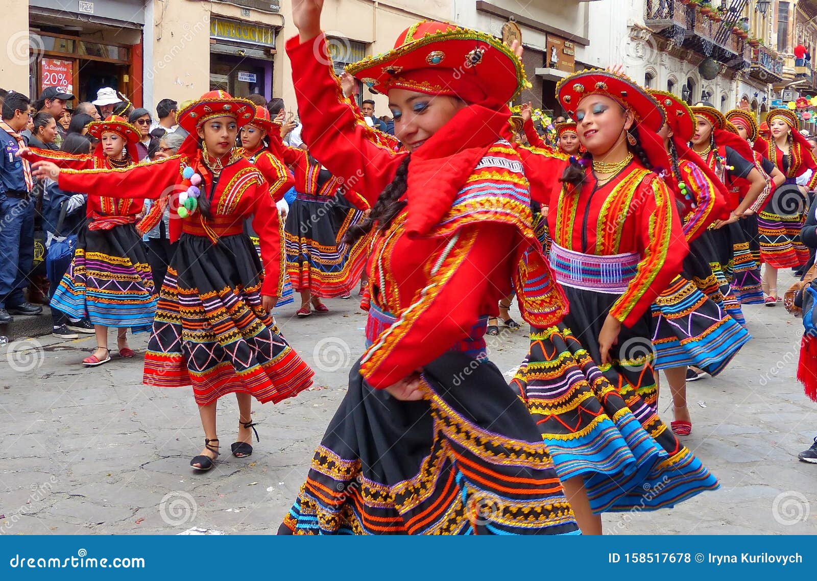 Bailarines Peruanos Populares En El Desfile Foto de archivo editorial ...