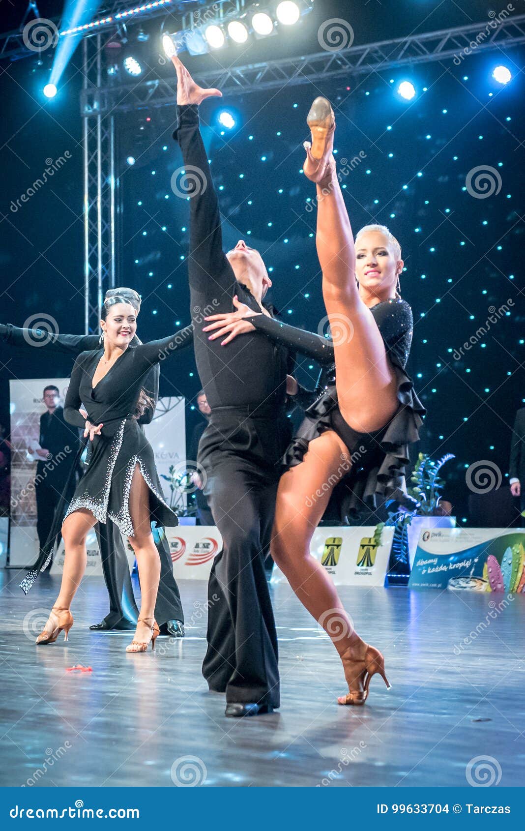 Bailarines Que Bailan La Danza Latina Imagen de archivo editorial ...