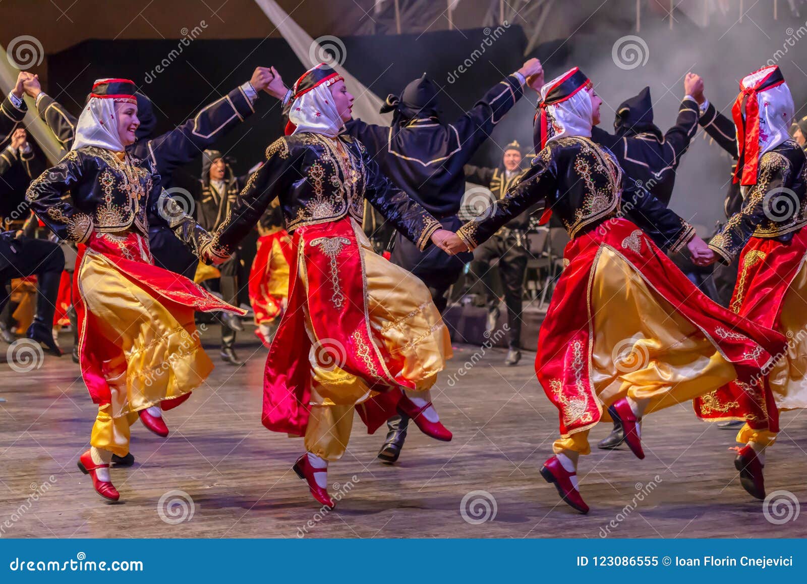 Bailarines Turcos En Traje Tradicional Imagen editorial - Imagen de ...