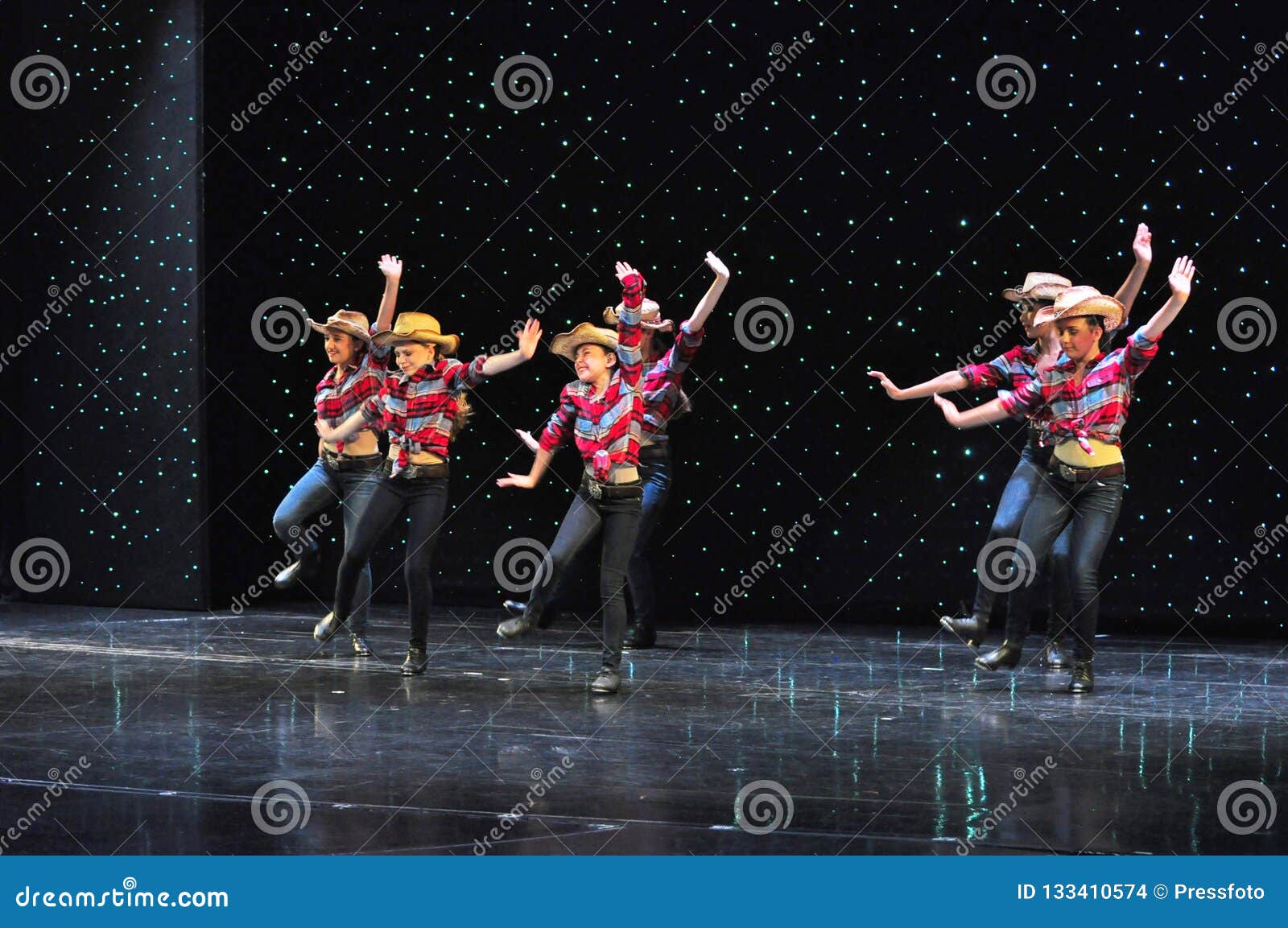 Baile De Los Vaqueros De Los Adolescentes Imagen de archivo editorial ...