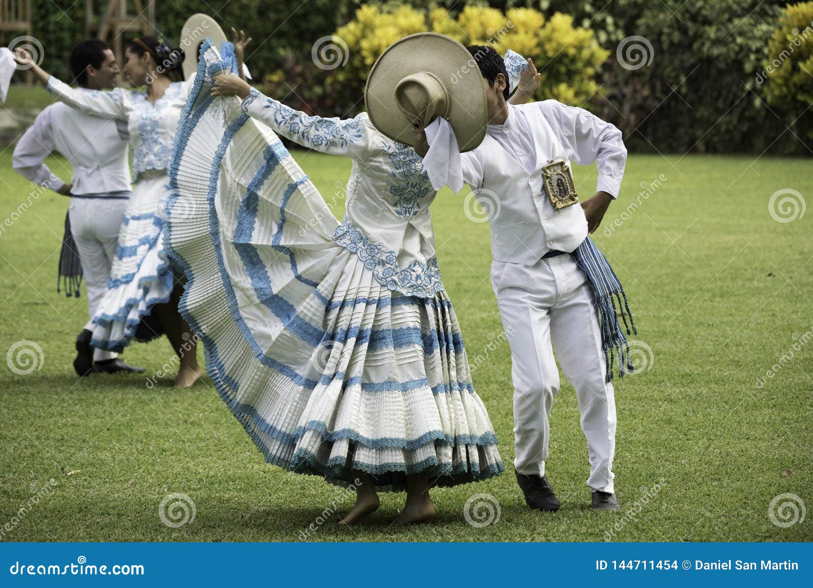 Baile De Marinera, Danza Peruana Típica Imagen de archivo editorial ...