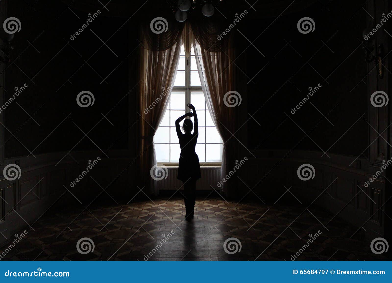 Baile en la obscuridad imagen de archivo. Imagen de oscuro - 65684797