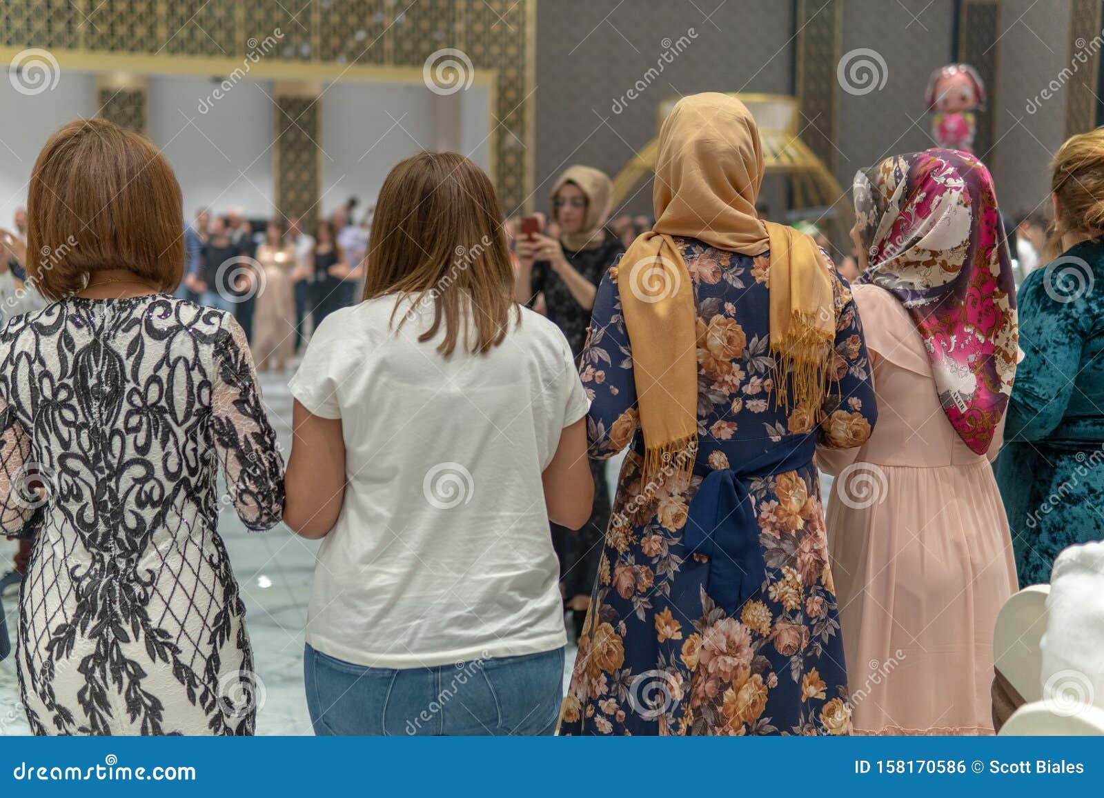 Baile kurdo tradicional foto editorial. Imagen de verano - 158170586